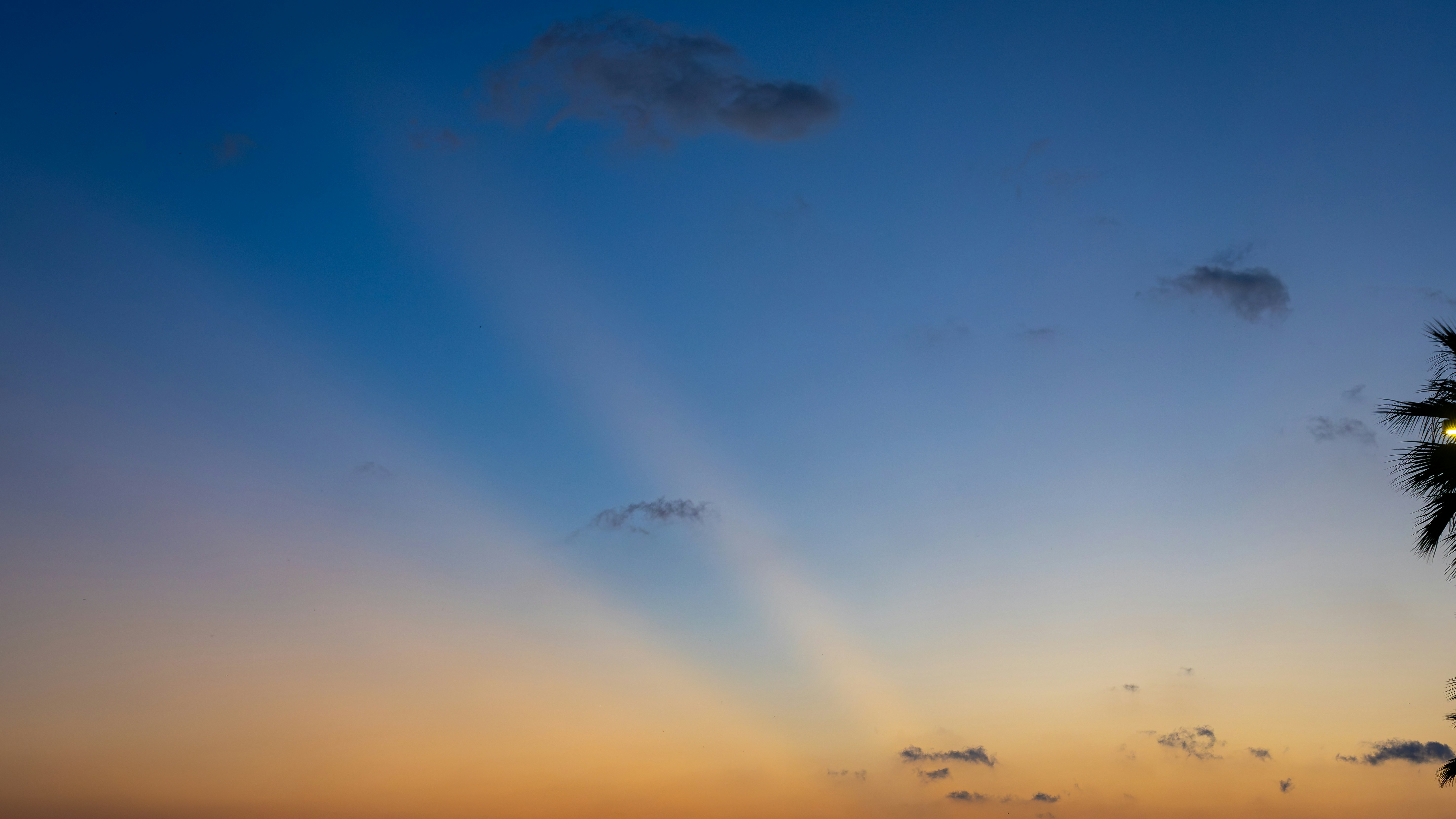 Dusk Convergence: Warm Horizon Meeting a Skyward Whisper