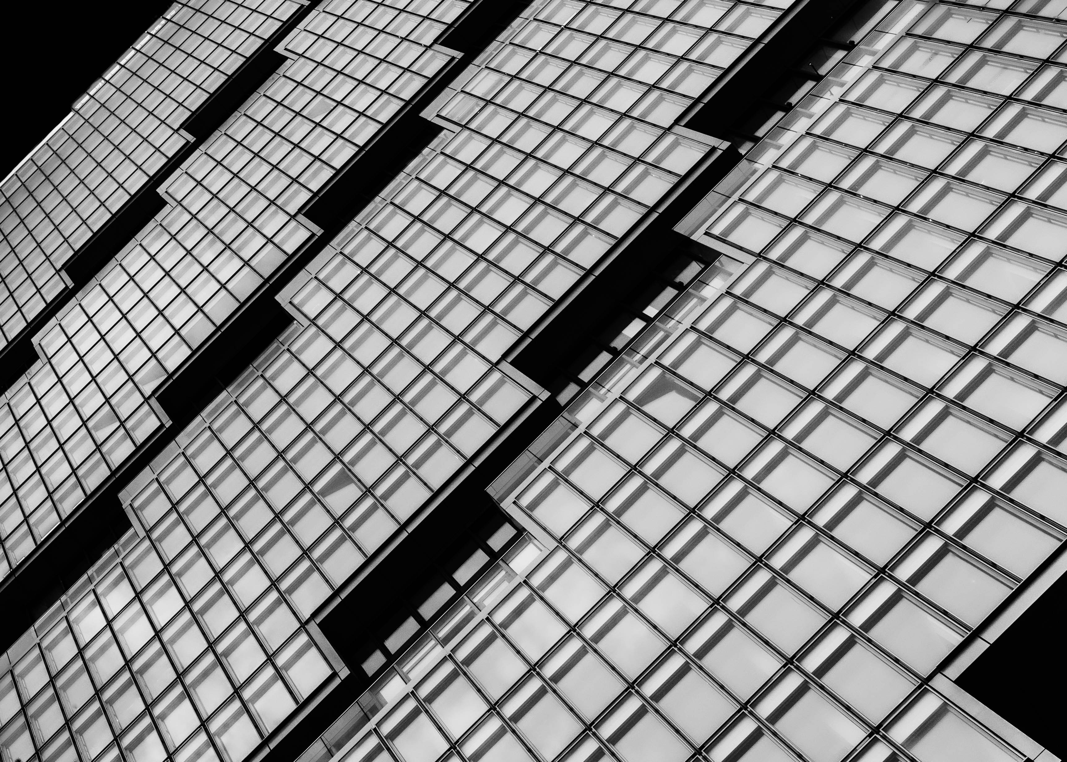 Faceted Glass Façade: Diagonal Grid of Reflections
