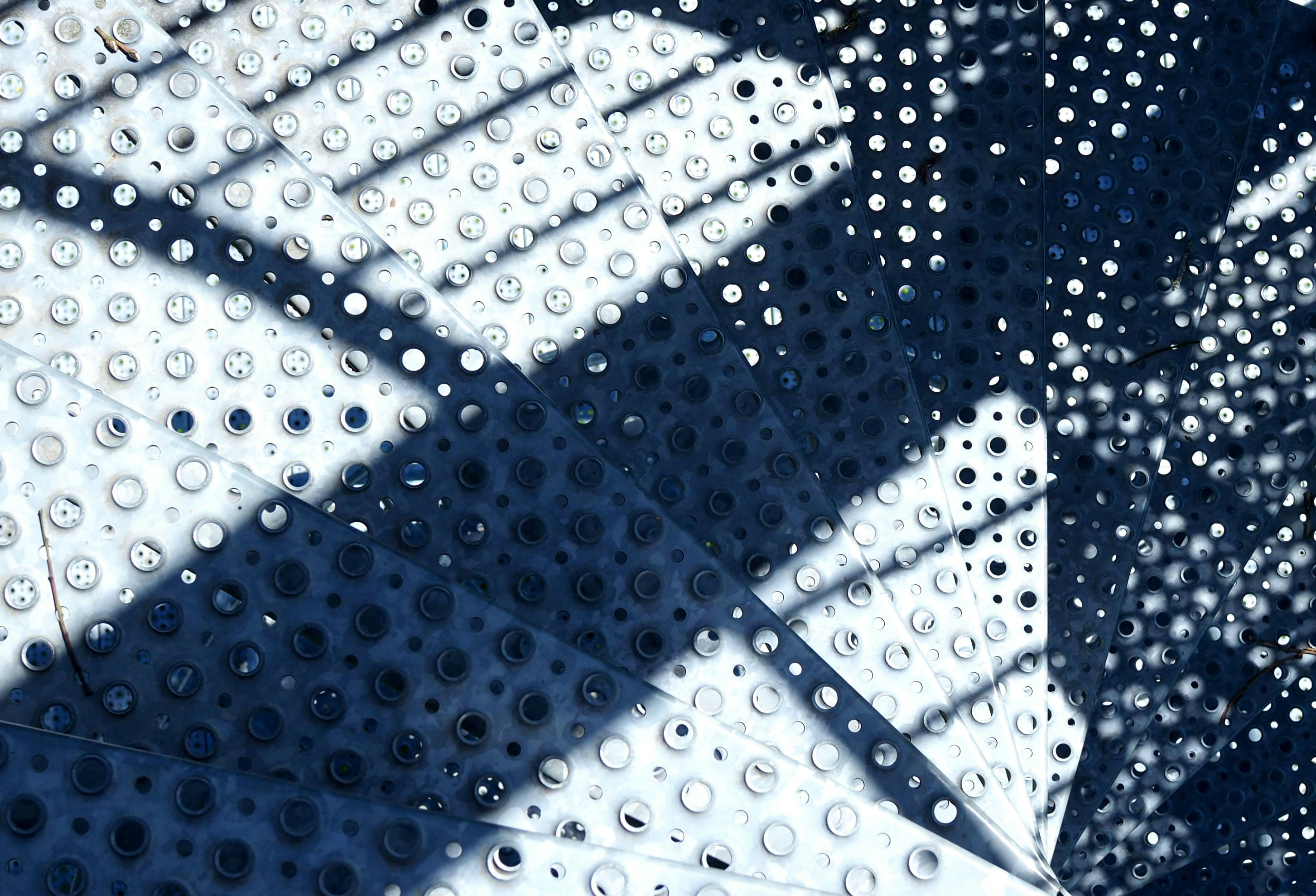 Geometric Reflections: Droplets Adorn a Faceted Surface