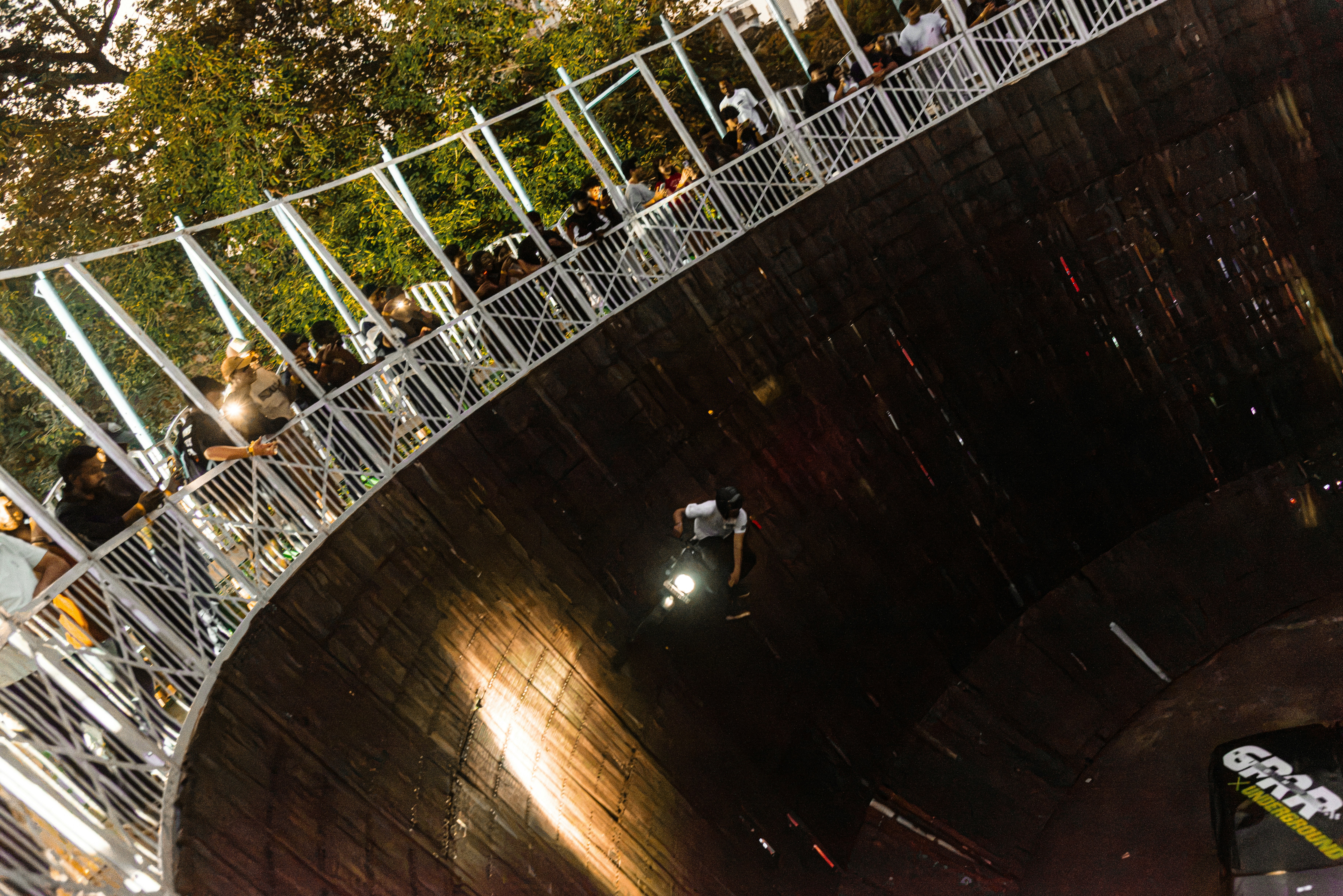 Bridge Over the Abyss: Onlookers Framing the Circular Descent