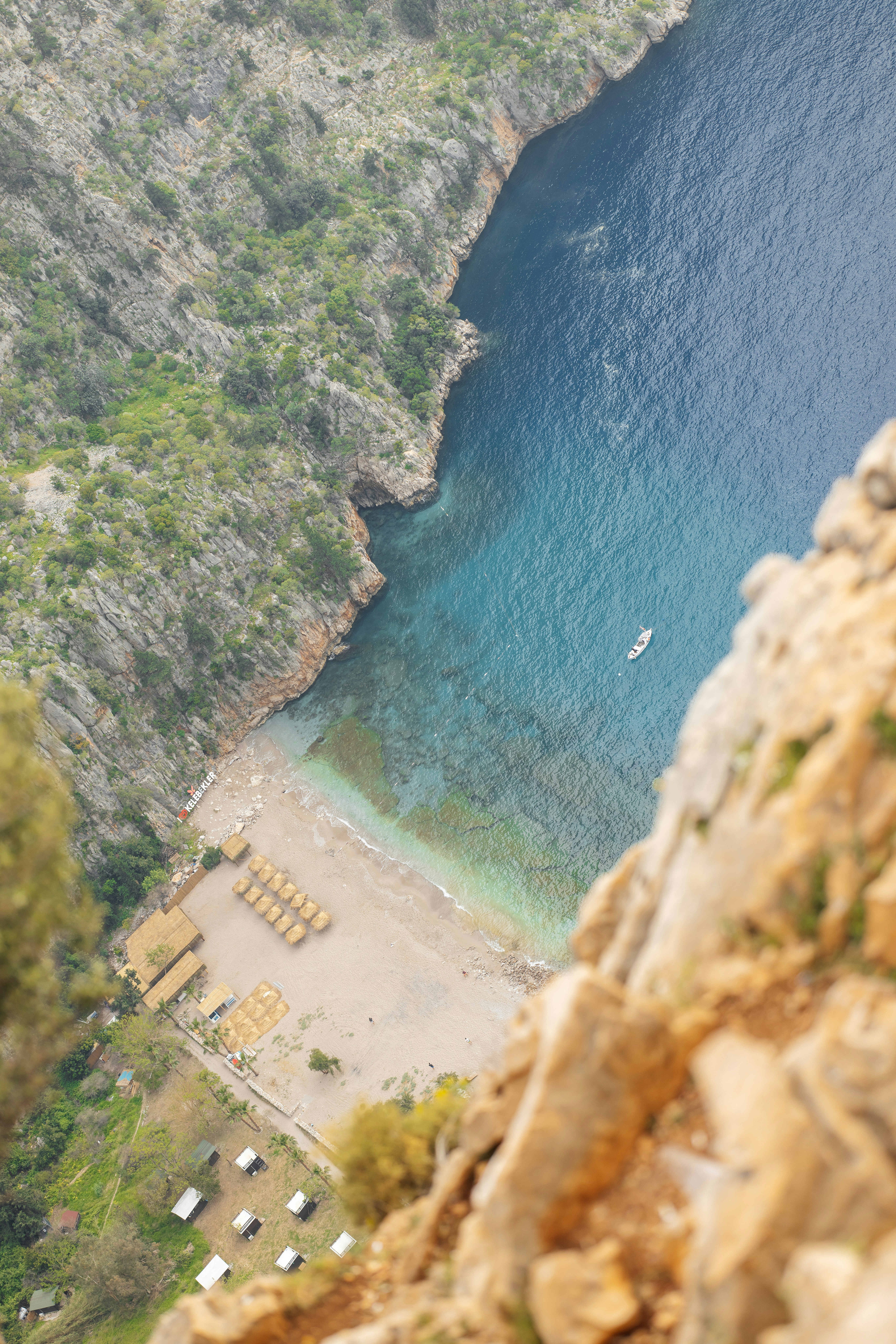 From Cliff to Cove: A Seaside Retreat Hidden Between Stone and Sea