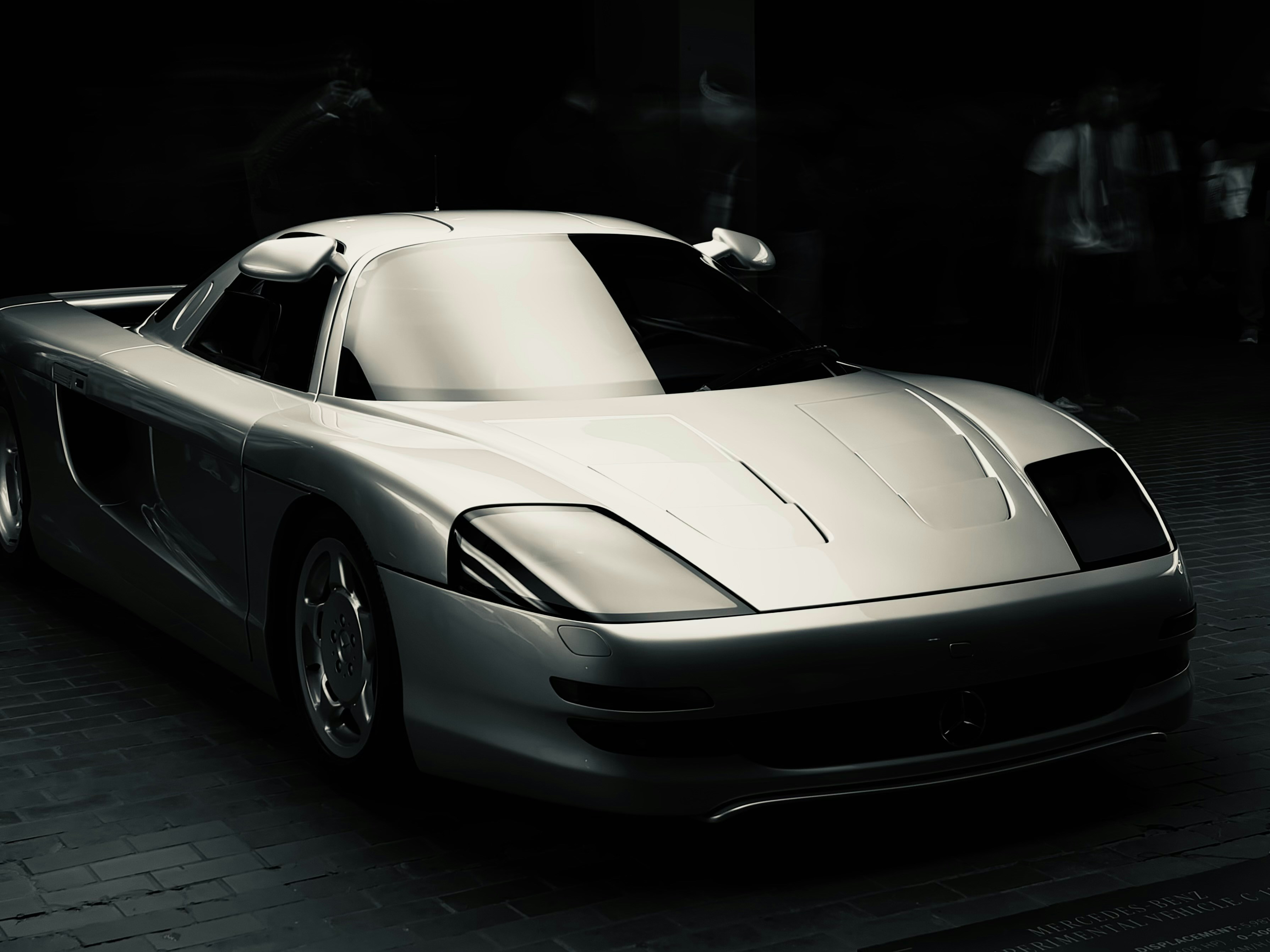 Midnight Halo: A Sleek Silver Curvescar on Show