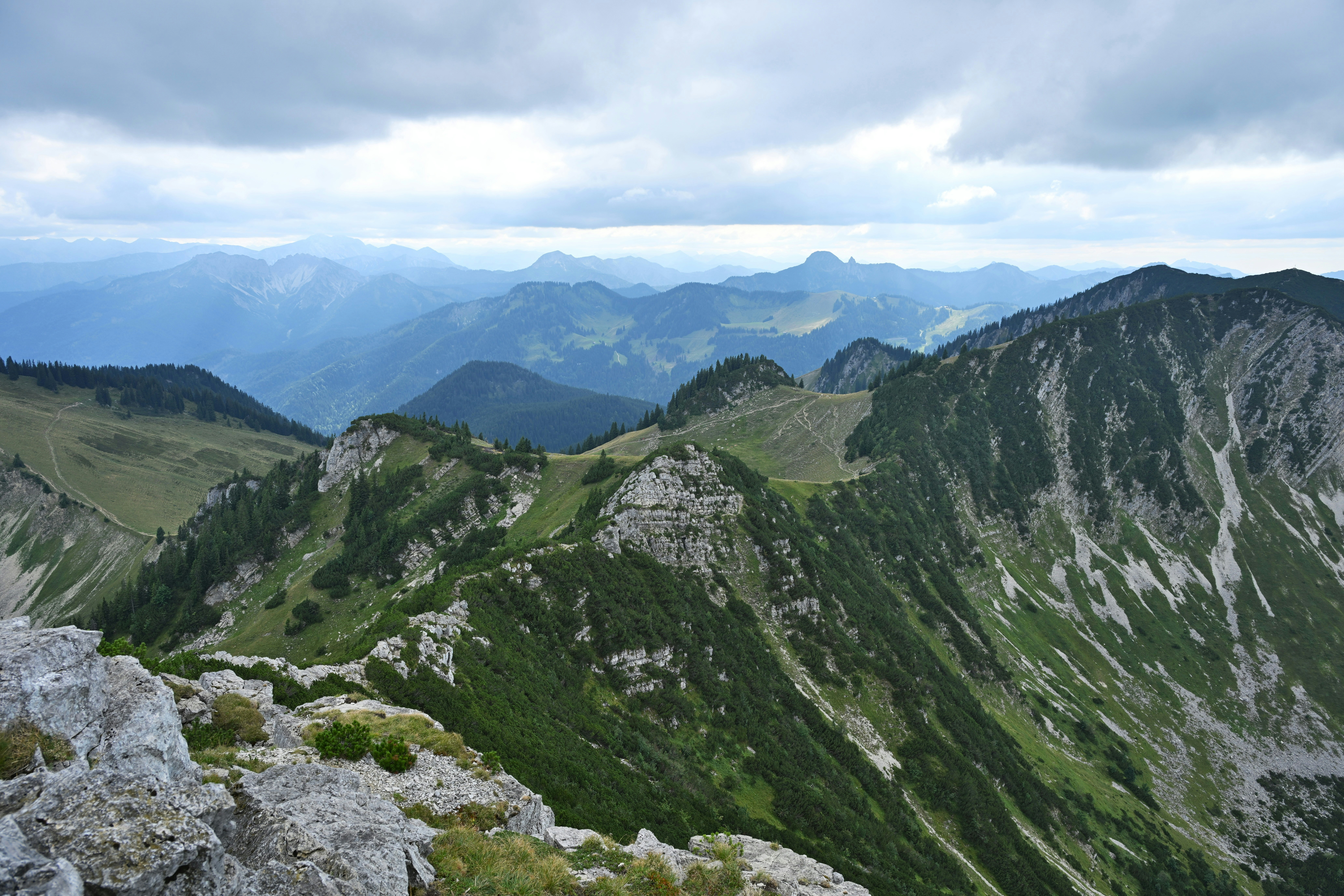 Ridgecrest Horizon: A Quiet Sweep of Alpine Promontories