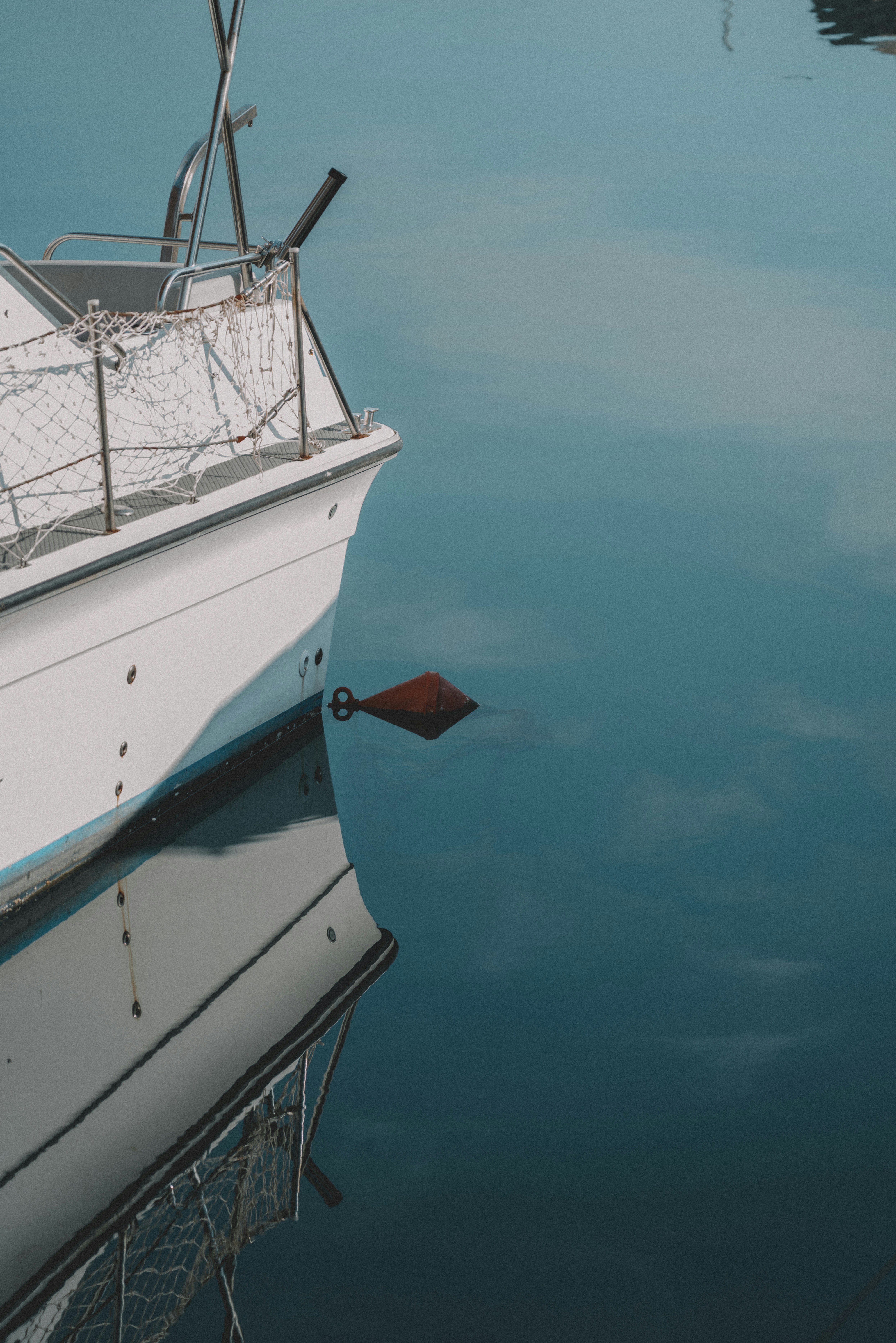 Floating silhouette: the bow and its mirror glow