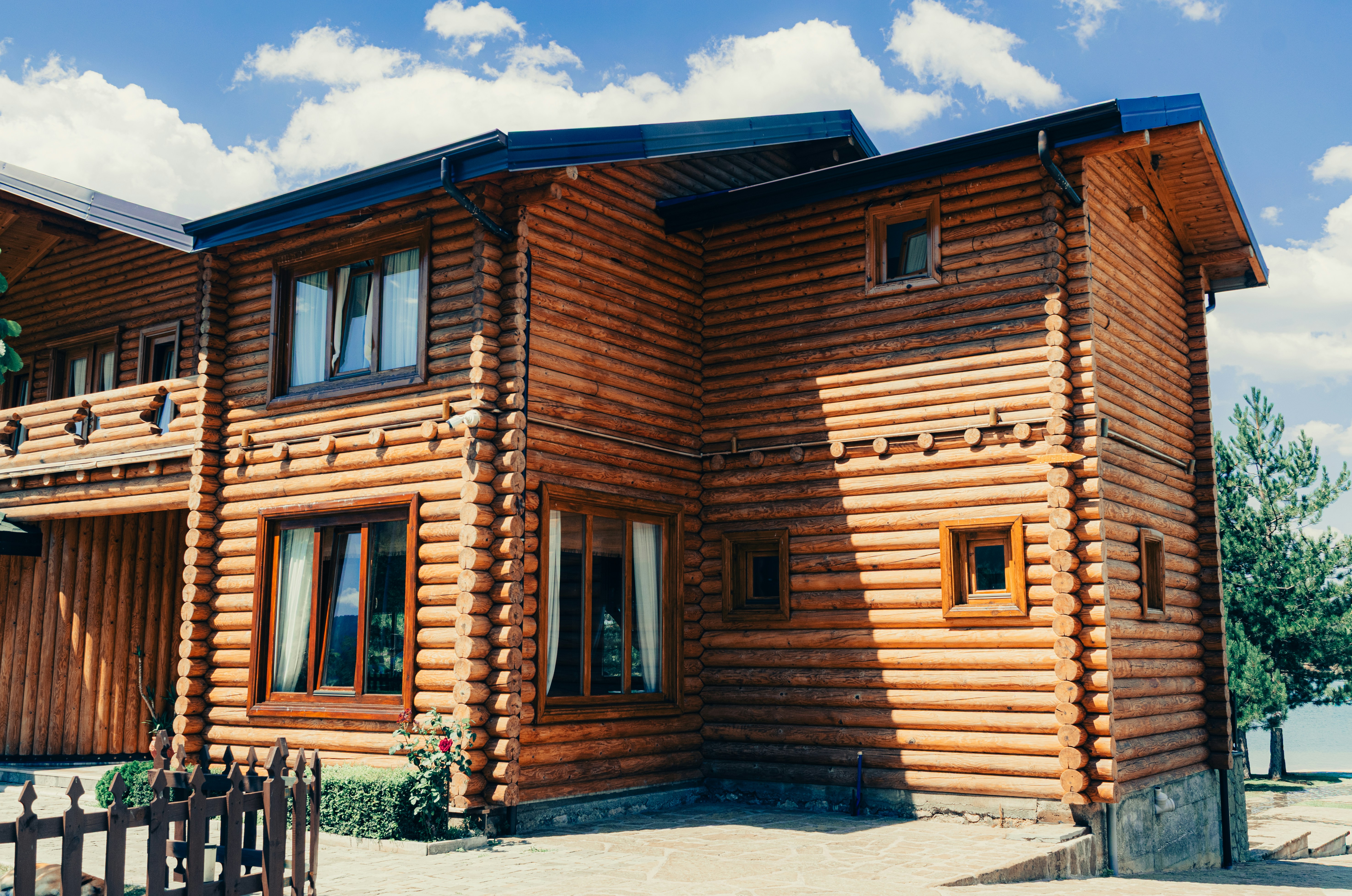 Sunlit Log Fortress: A Modern Cabin’s Cornerstone