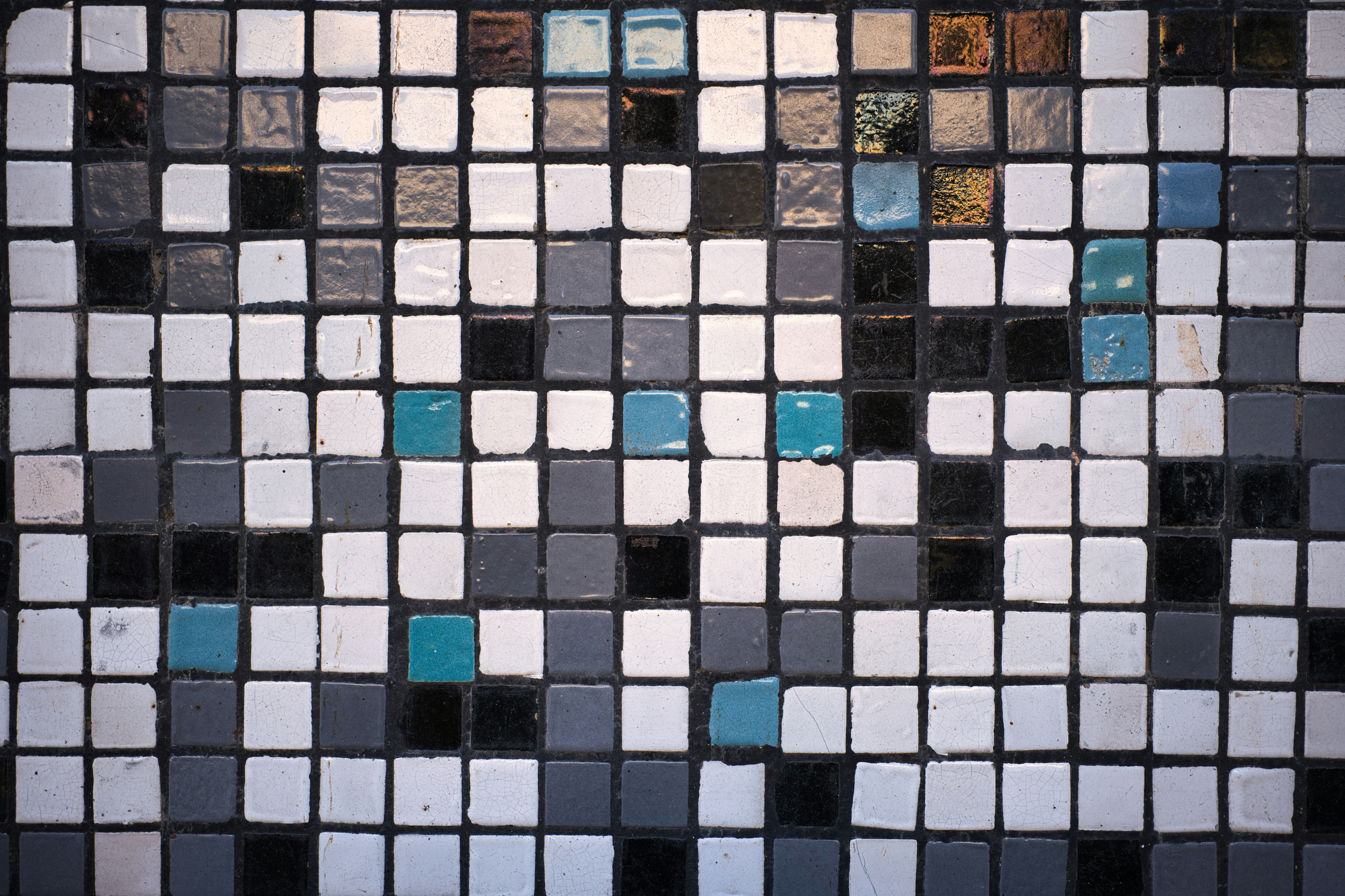 Mosaic of Quiet Geometry