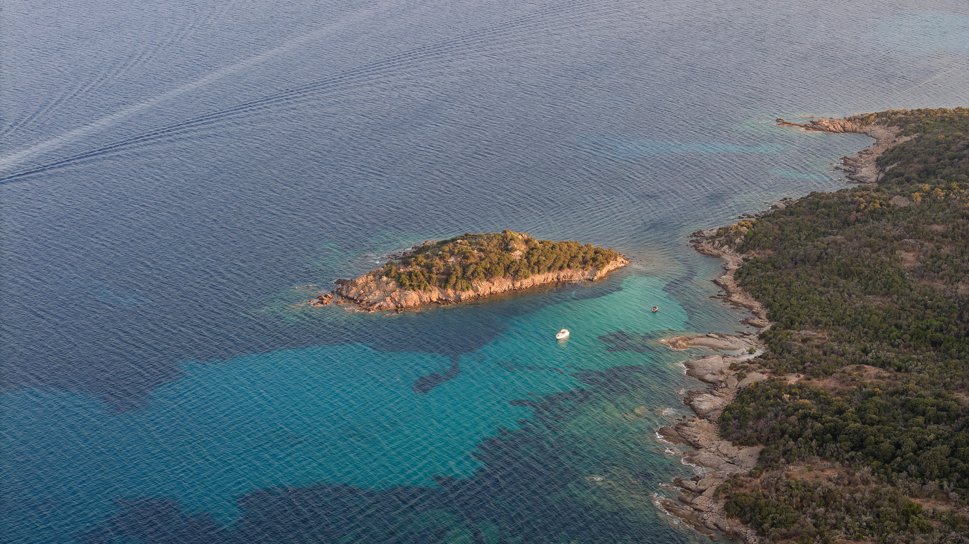 Turquoise Islandlet: A Coral-Rimmed Hidden Patch in Clear Seas