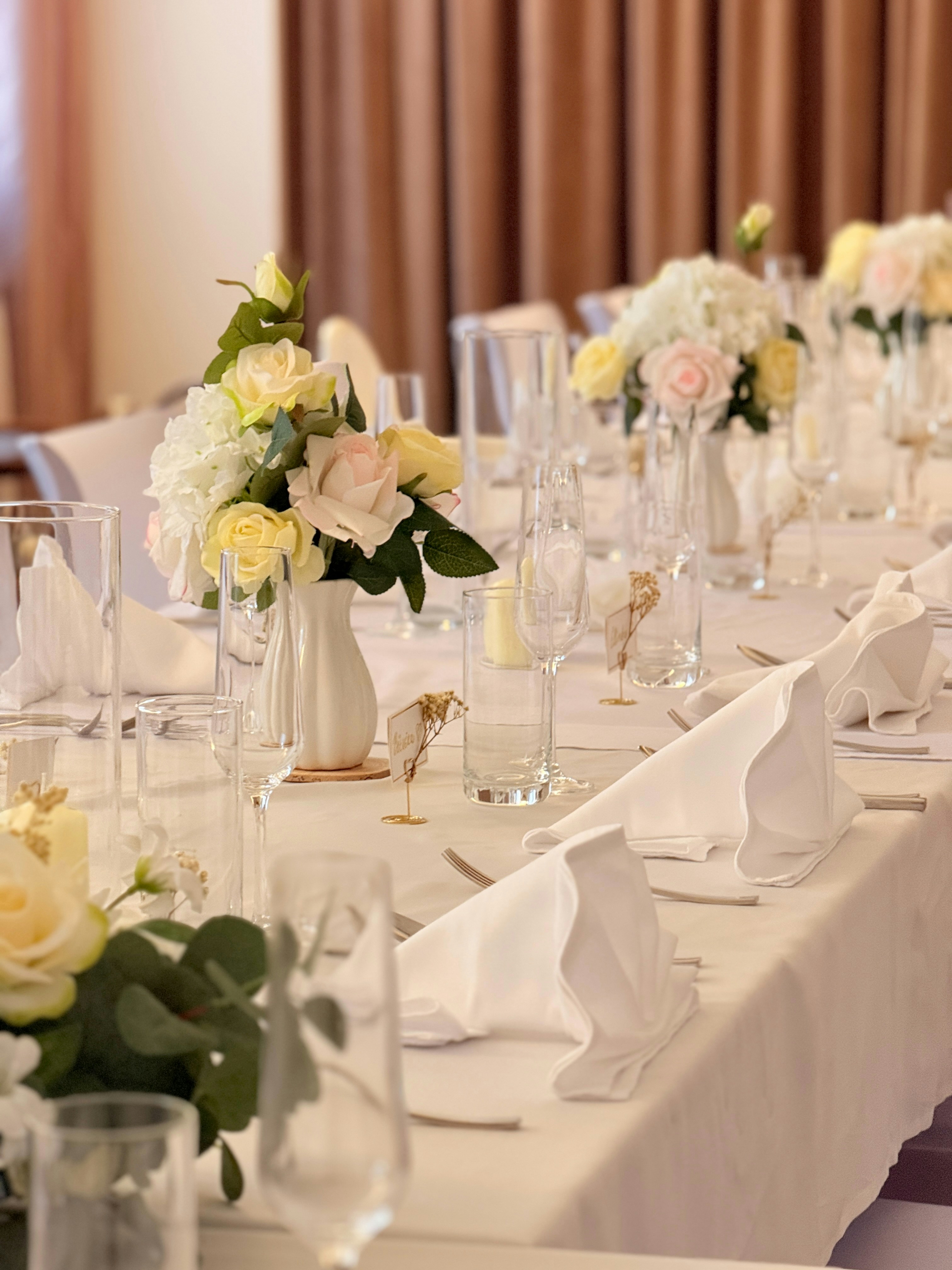 Elegant centerpiece glow: a banquet of pale roses and glassware