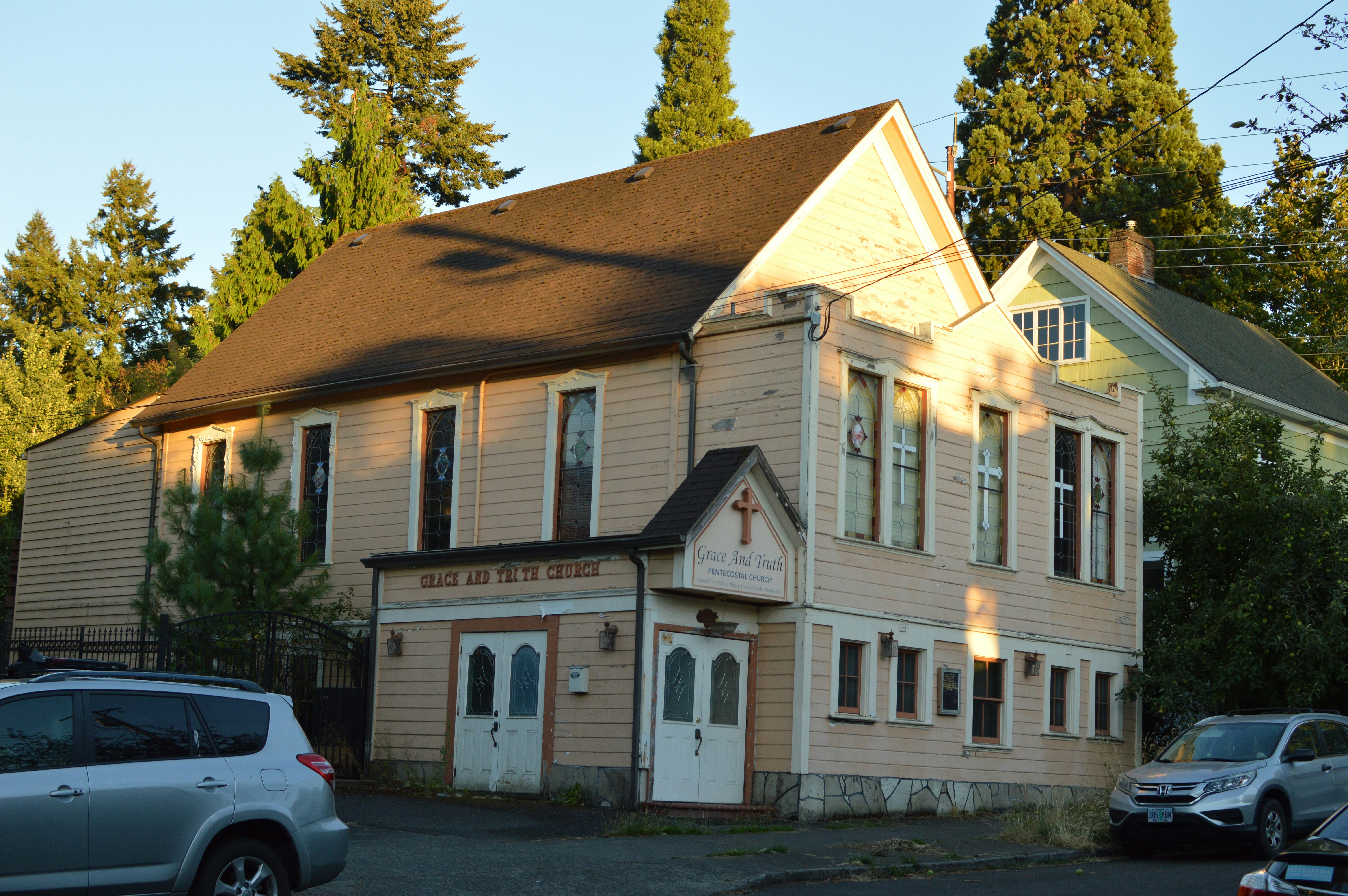 Sunlit Corner House: A Quiet Oak Street Establishment