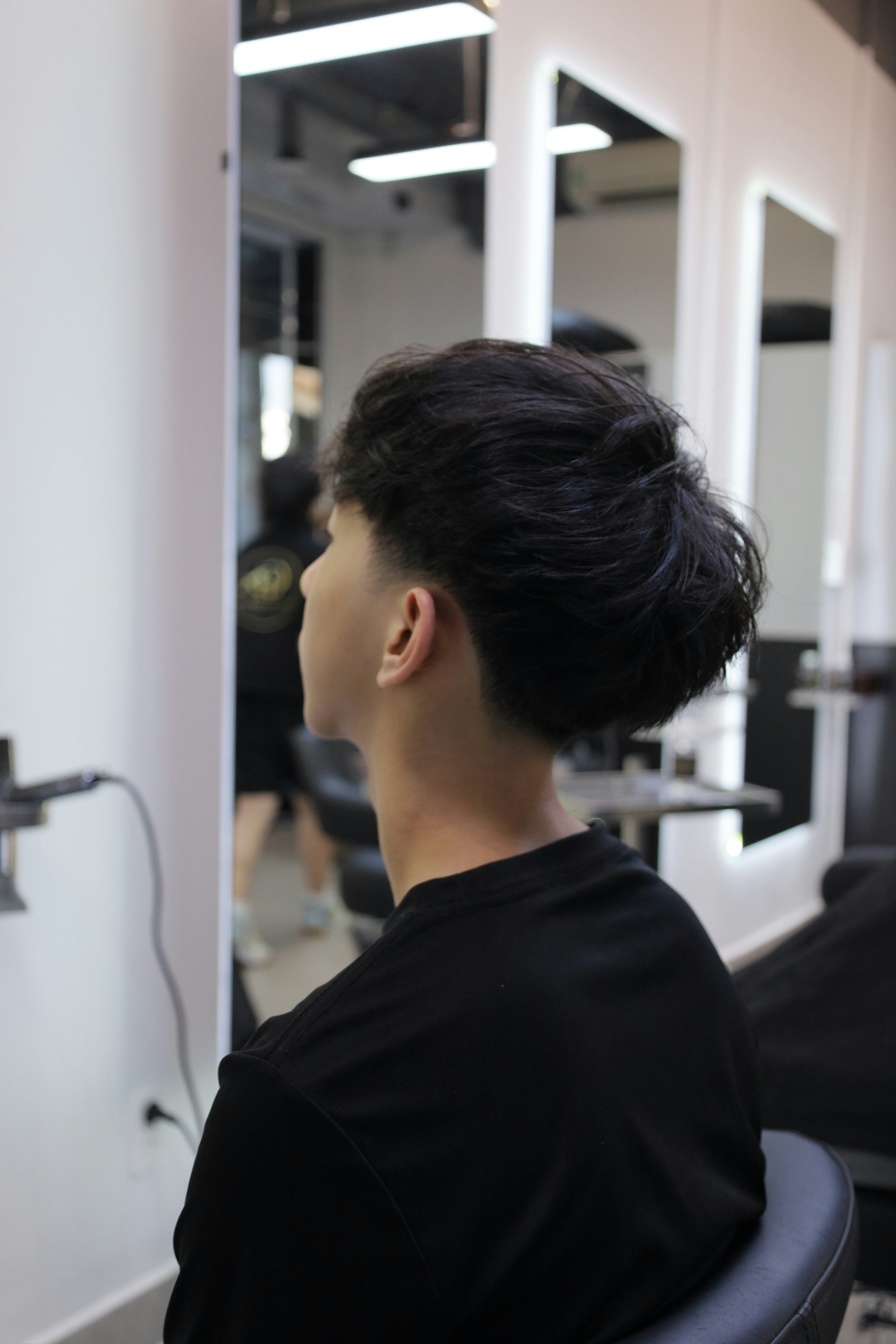 Profile in a Modern Salon: The Quiet Confidence of a Cut