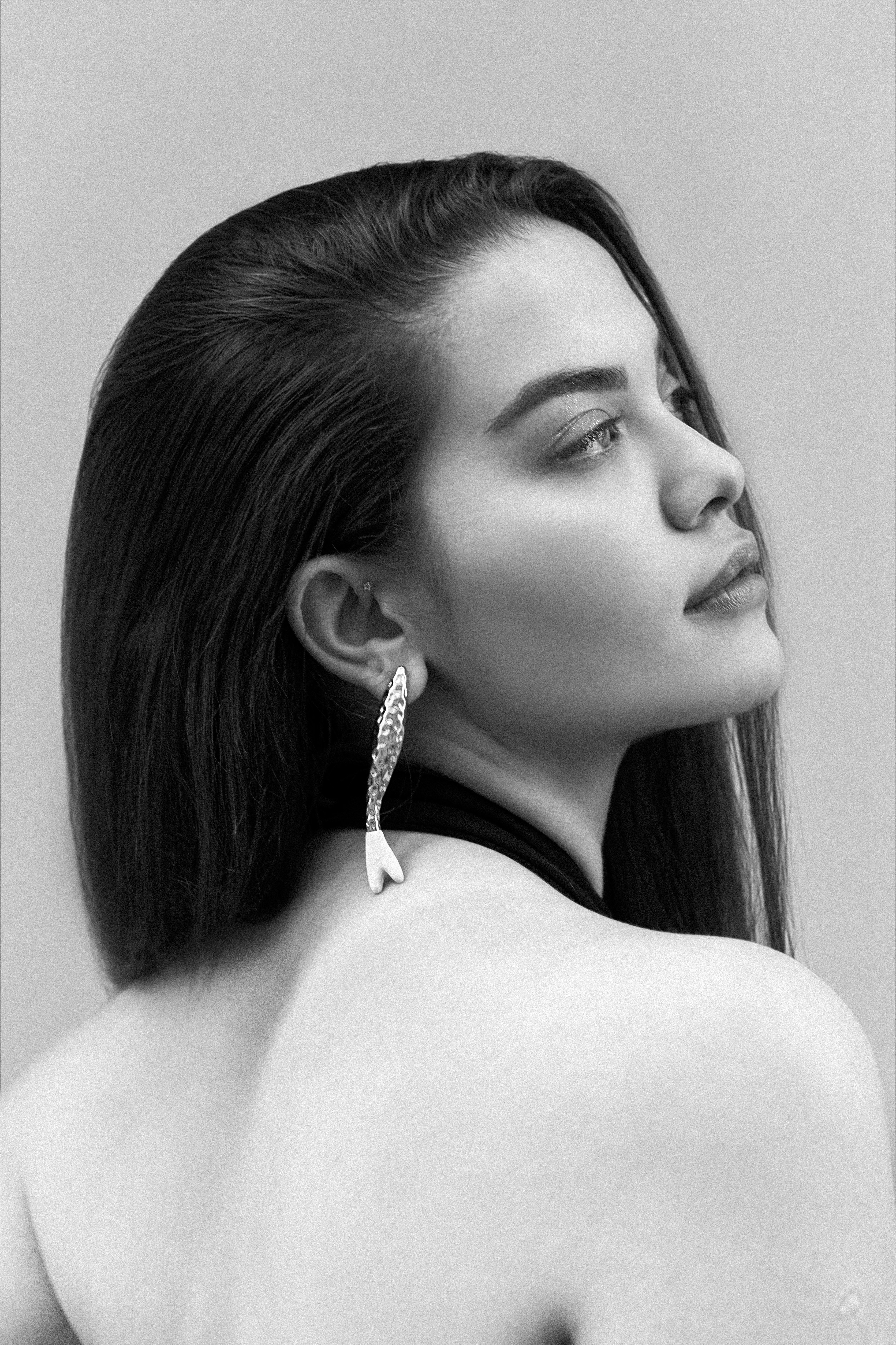 Silhouette of Grace: A Side Profile in Soft Monochrome