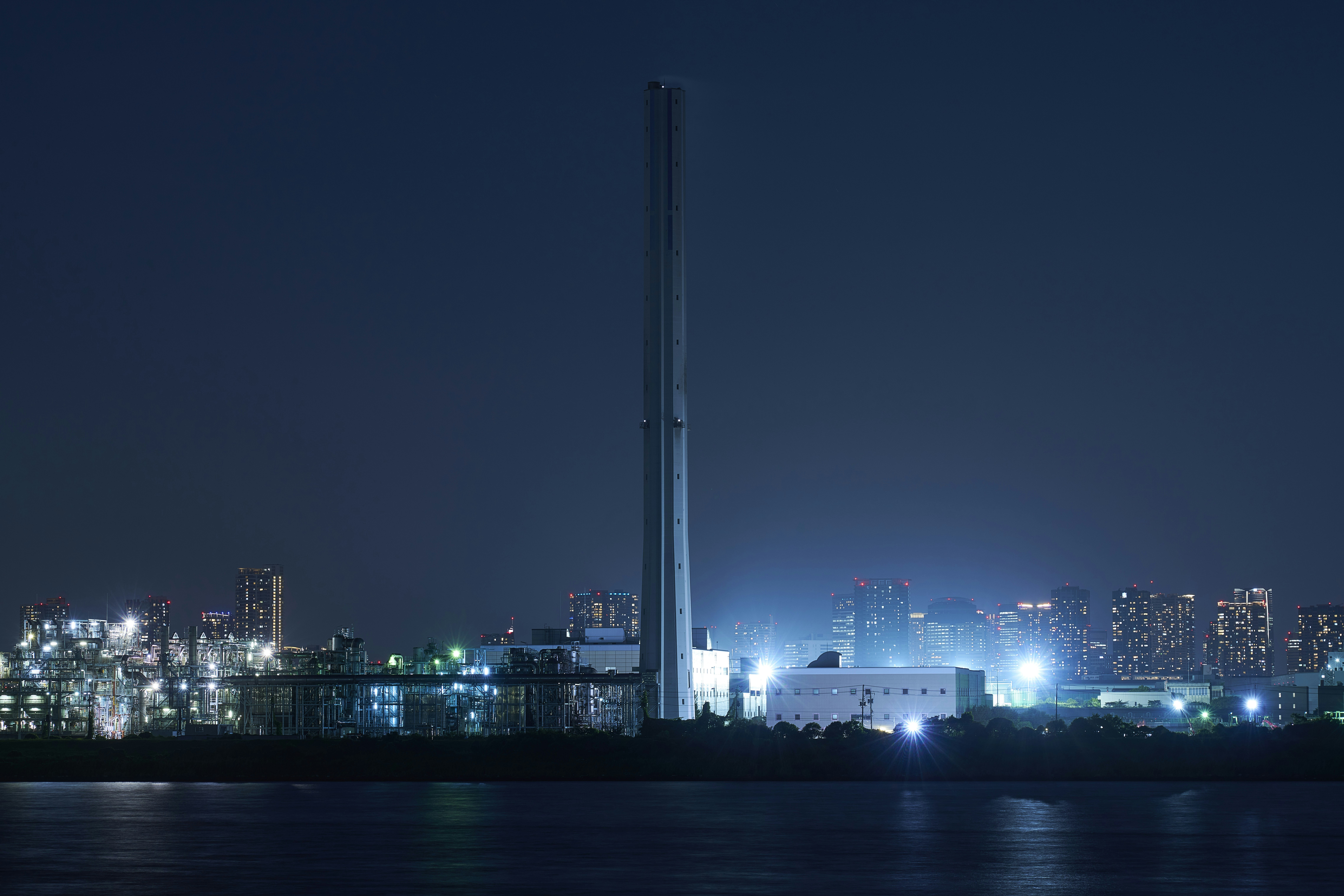 Tall Silent Beacon: Nighttime Skyline with a Piercing Tower