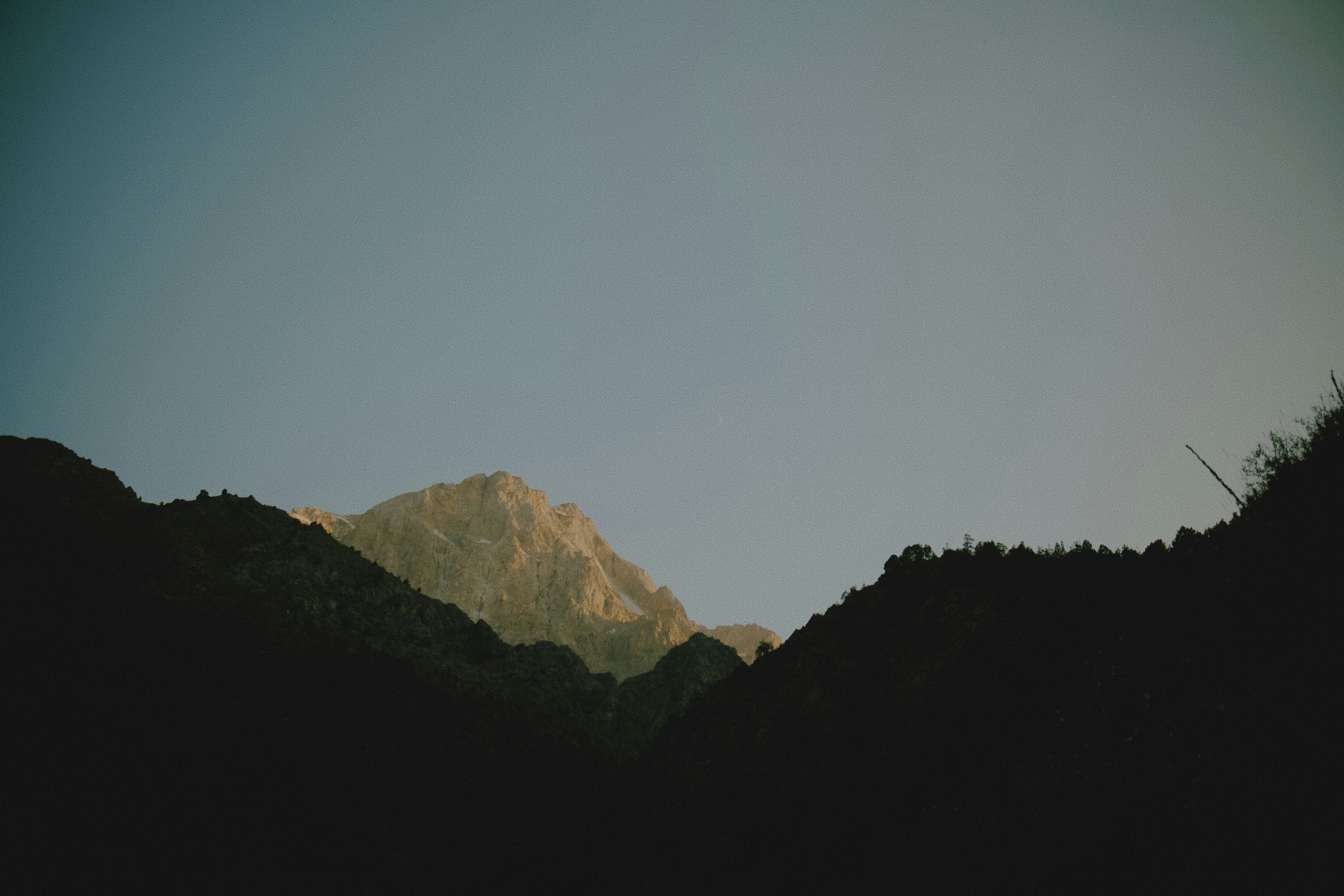 Dawn Summit: Quiet Ridge Beneath a Clear Sky