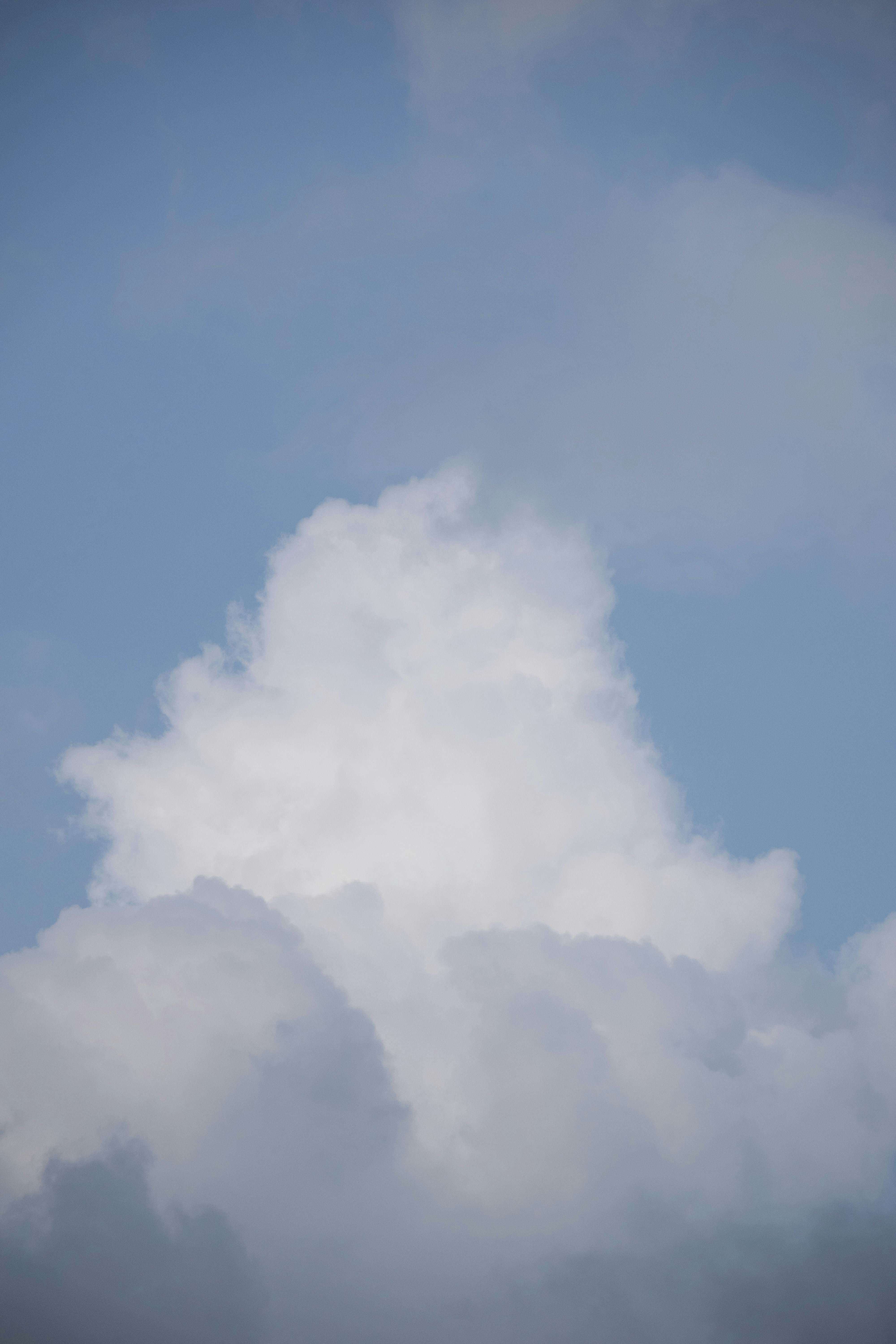 Celestial Puff: A Towering Cloud Sculpture in a Clear Sky