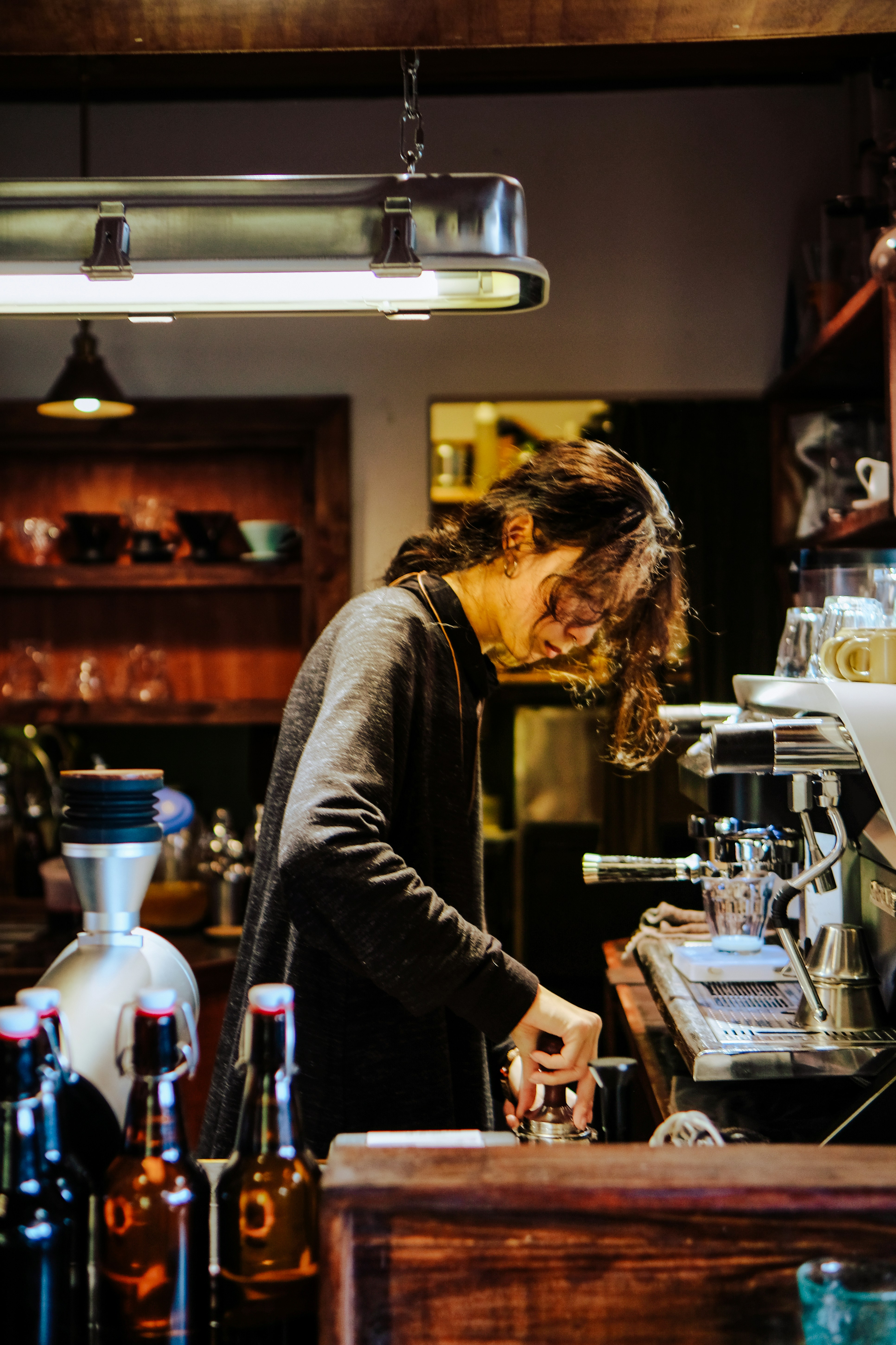  barista in motion: steam and focus