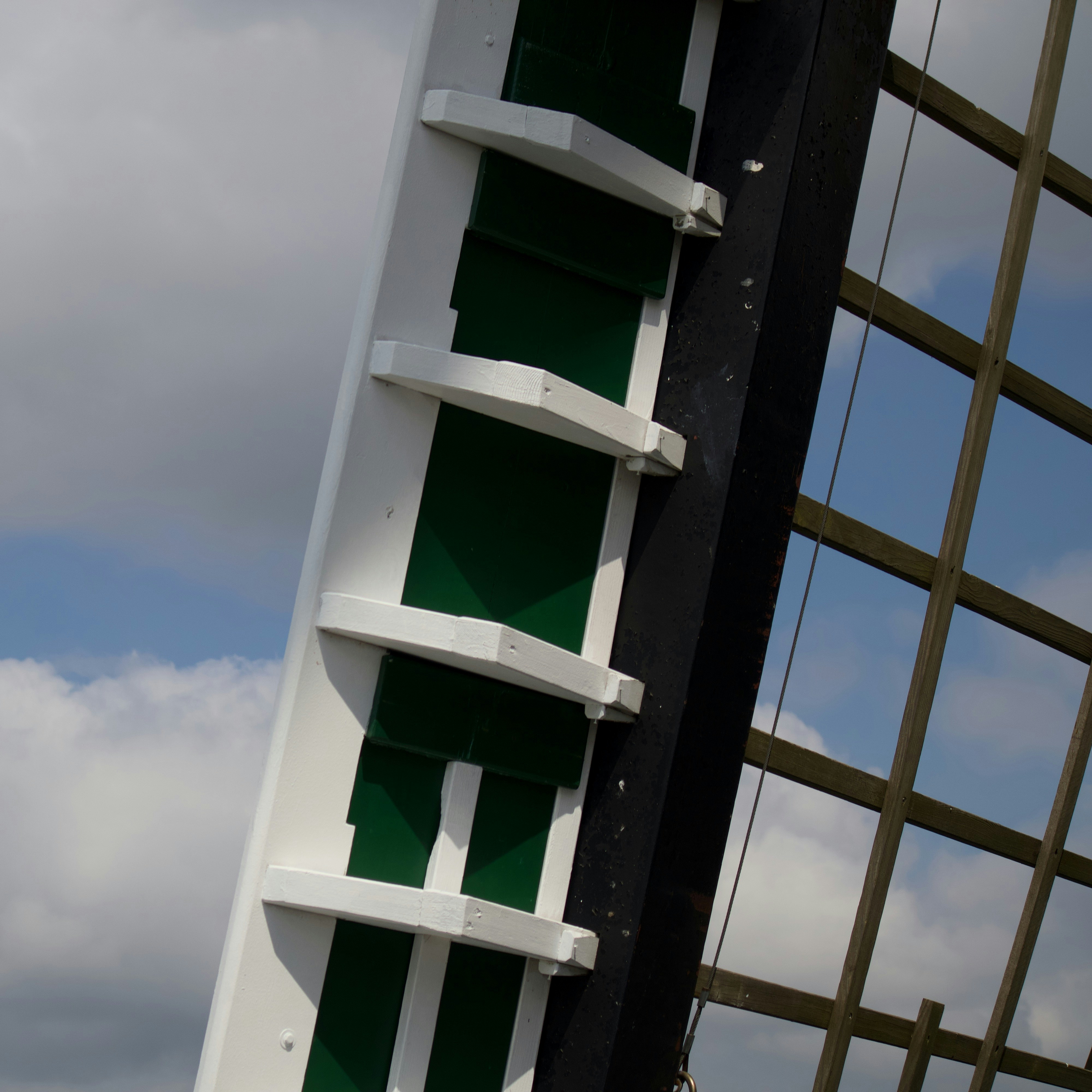 Geometry in Steel and Sky: A Tilted Structure Framing a Lattice Sky
