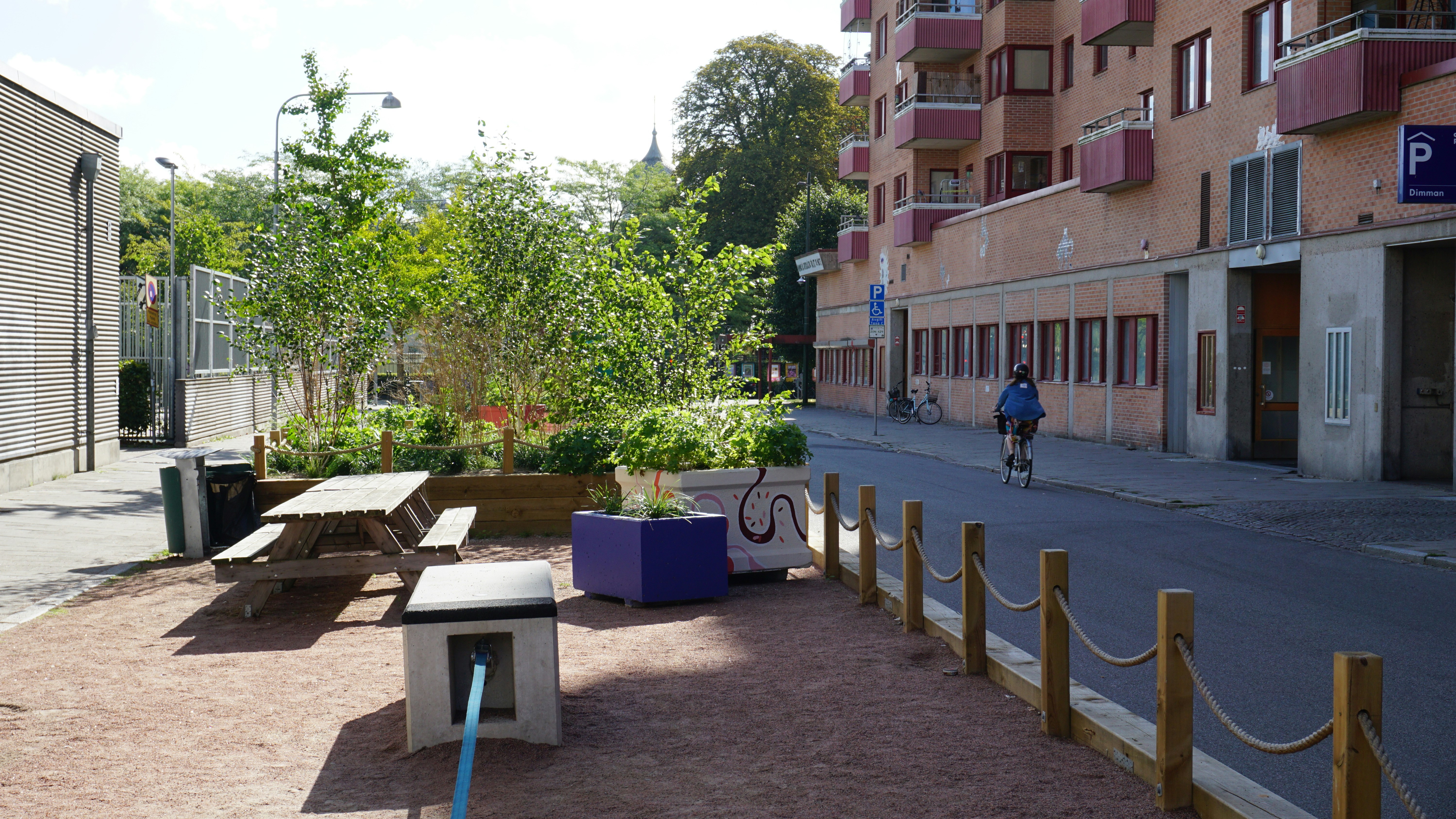 Urban Courtyard Pause: A Quiet Corner Amidst City Flow