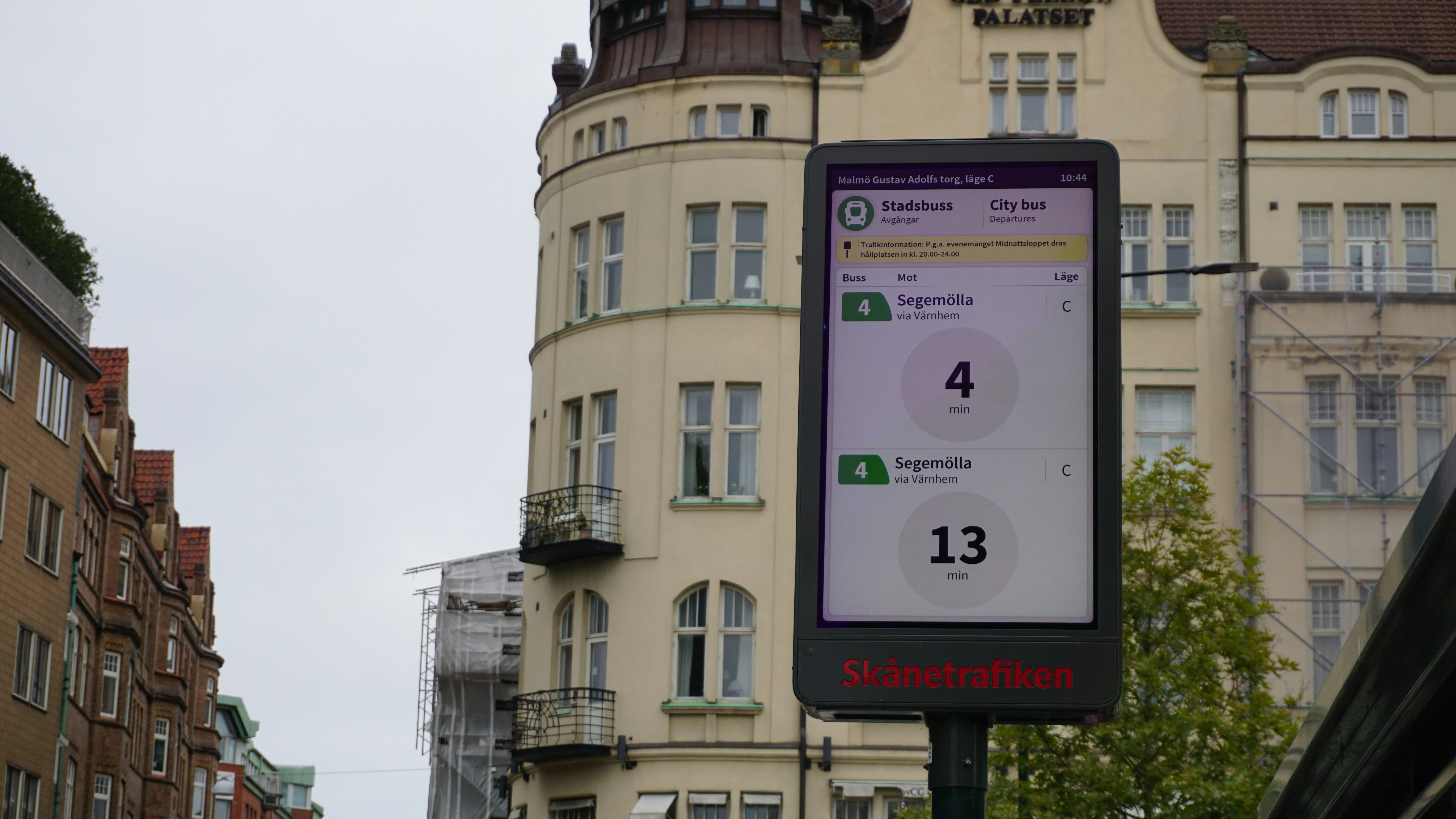Tall Urban Bus Stop Adapts the Cityscape