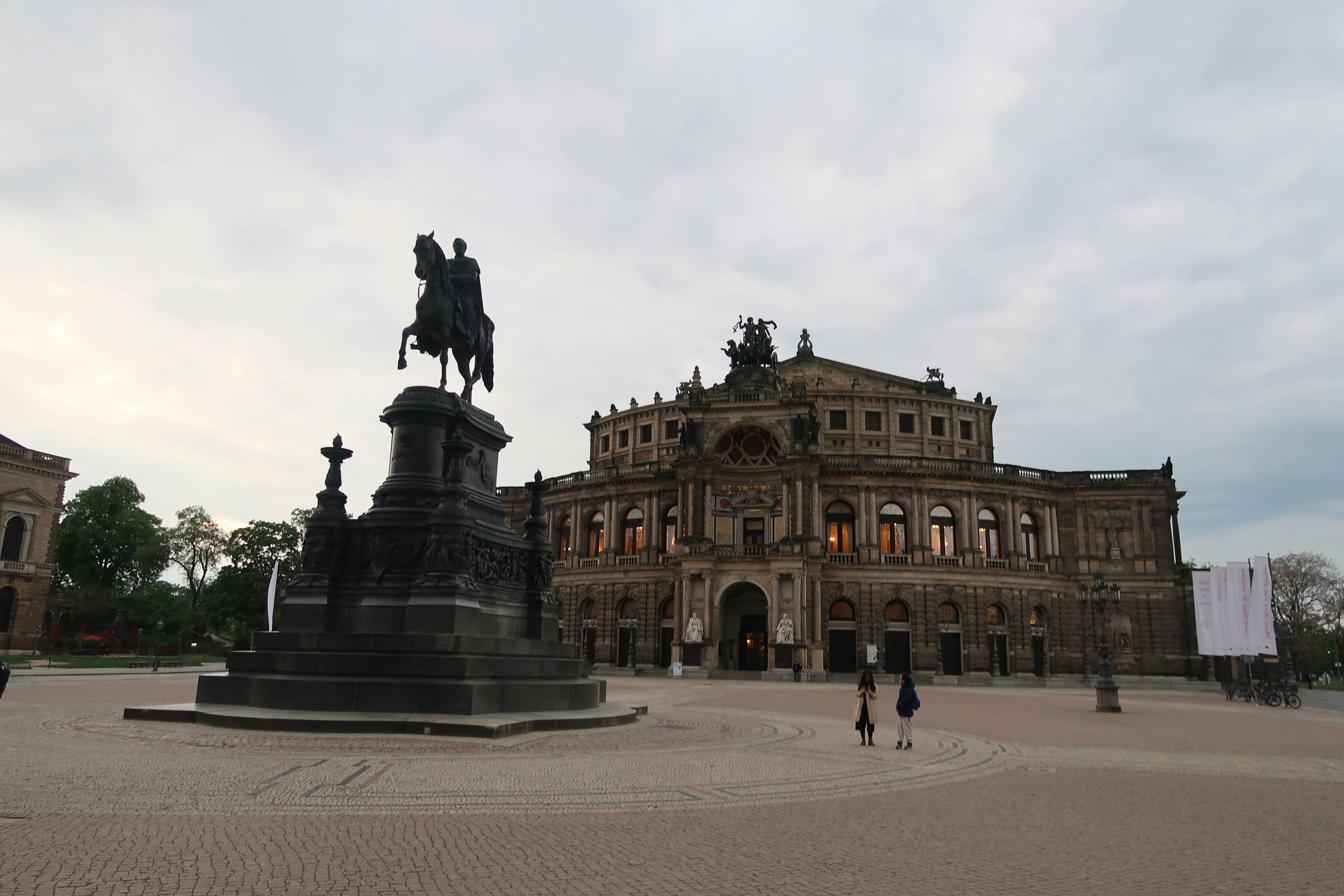 Statue Foreground, Opera House Backdrop: A Quiet Piazza Evening