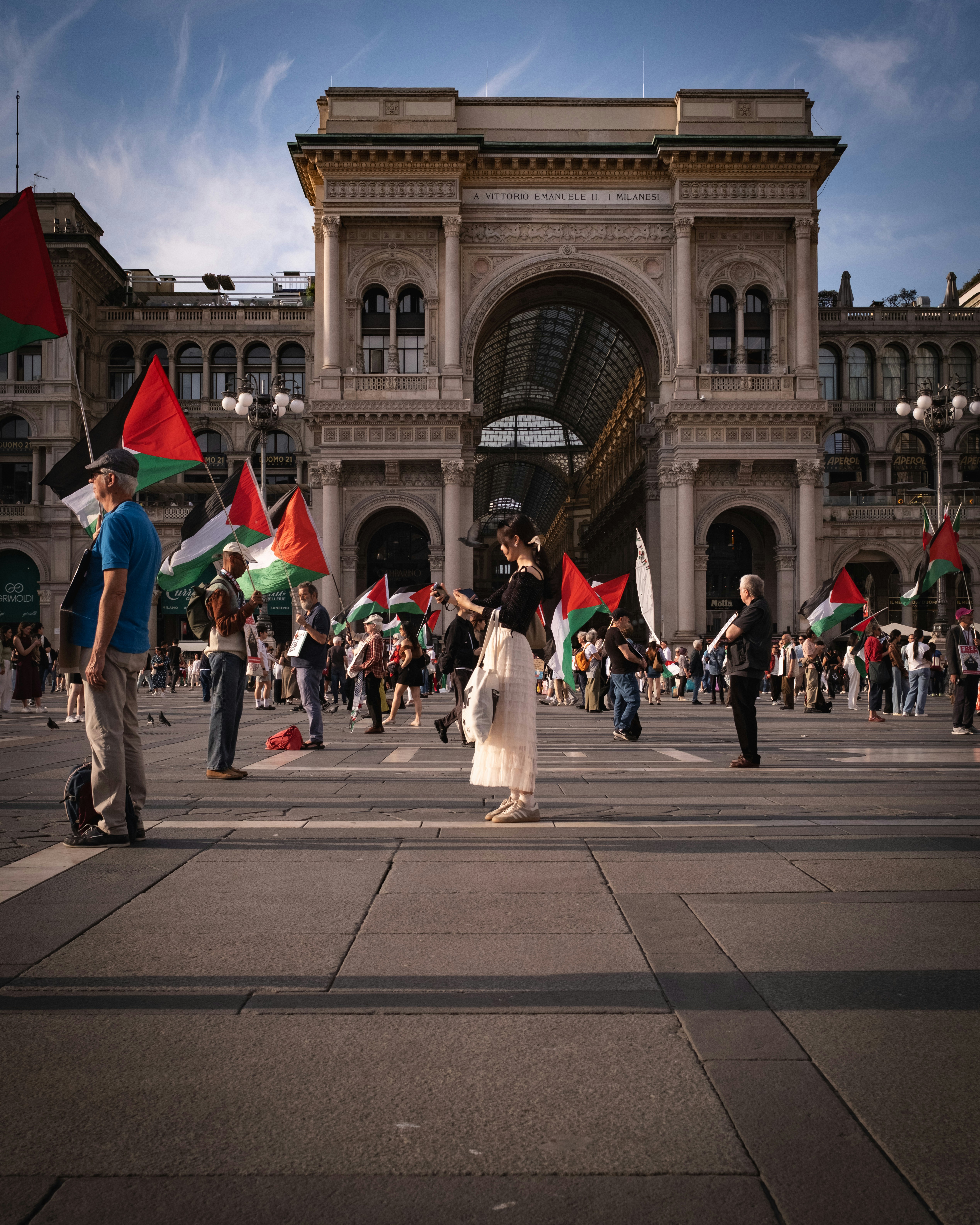 Flagged Moment Under the Arch: A Public Square in Quiet Motion
