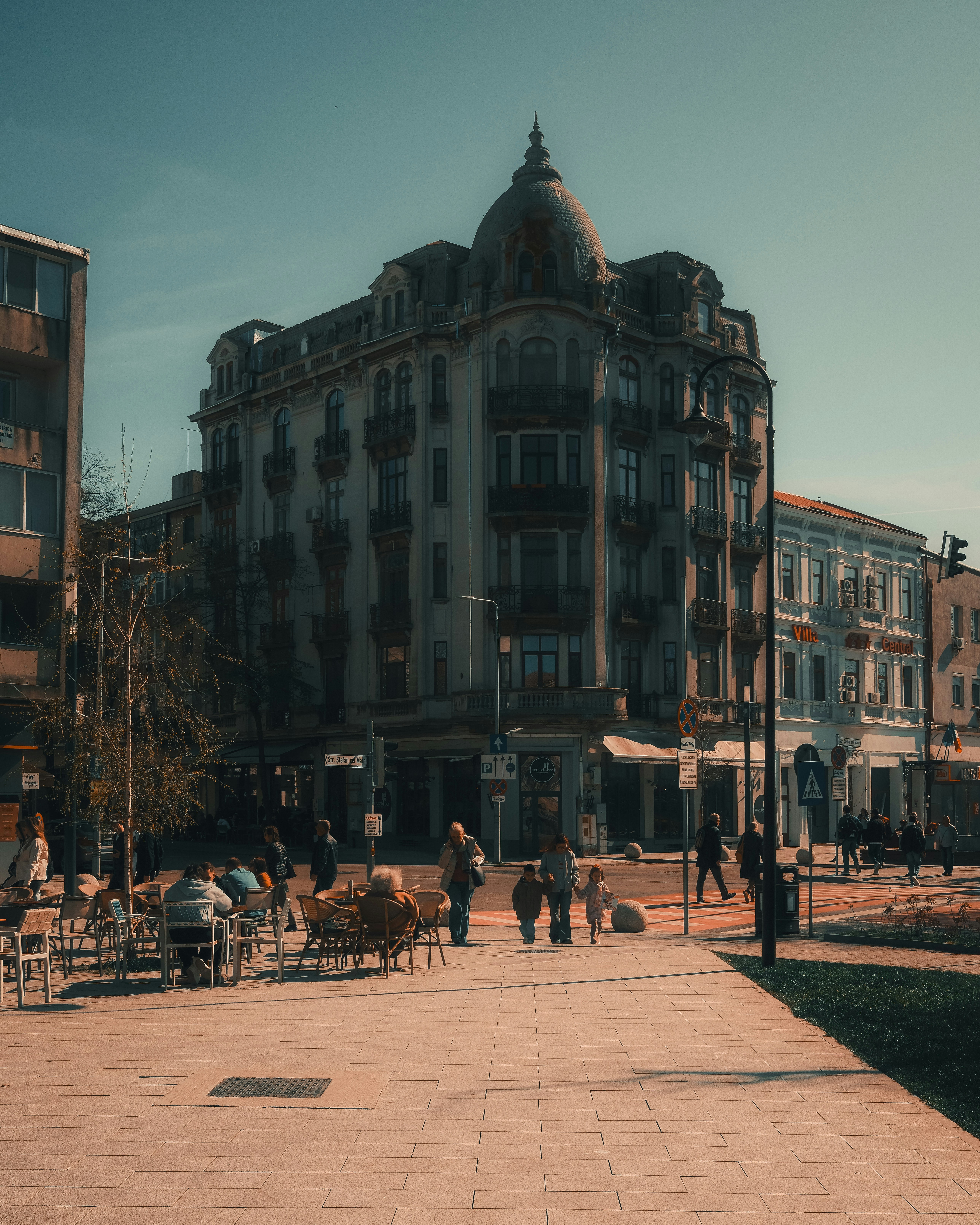 Ornate Cornerstone: A Sunlit Streetfront Beneath a Villelight Dome