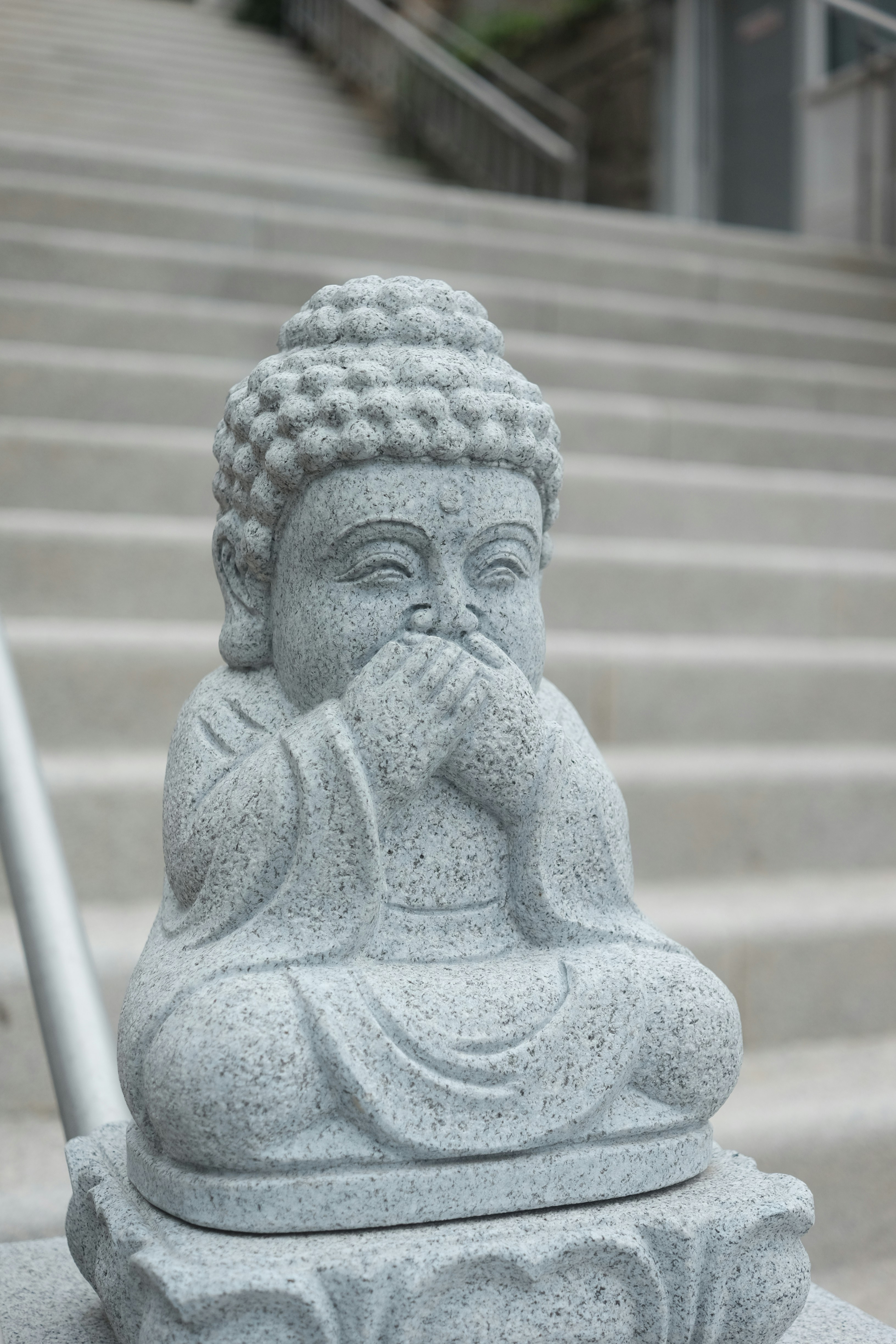 A stone monk statue resting in meditative stillness. Carries the Metal (金) element to sharpen focus, inner clarity, and calm discipline. 고요한 명상에 잠긴 석상. 금(金)의 기운으로 마음의 잡념을 비우고 명확한 집중을 돕는 개운 사진입니다.
