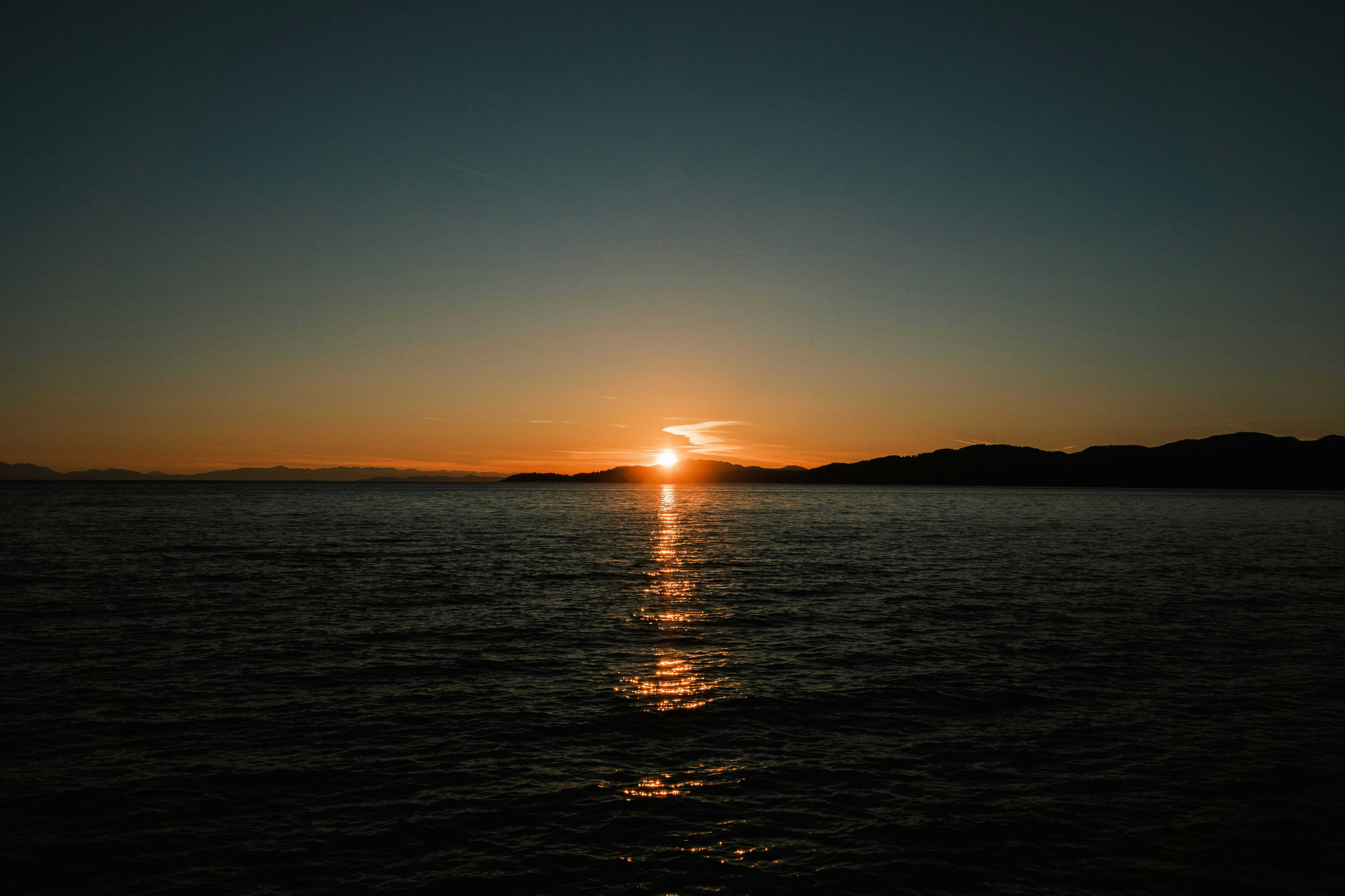 Sunlit Horizon: The Quiet Moment Where Sea Meets Sky