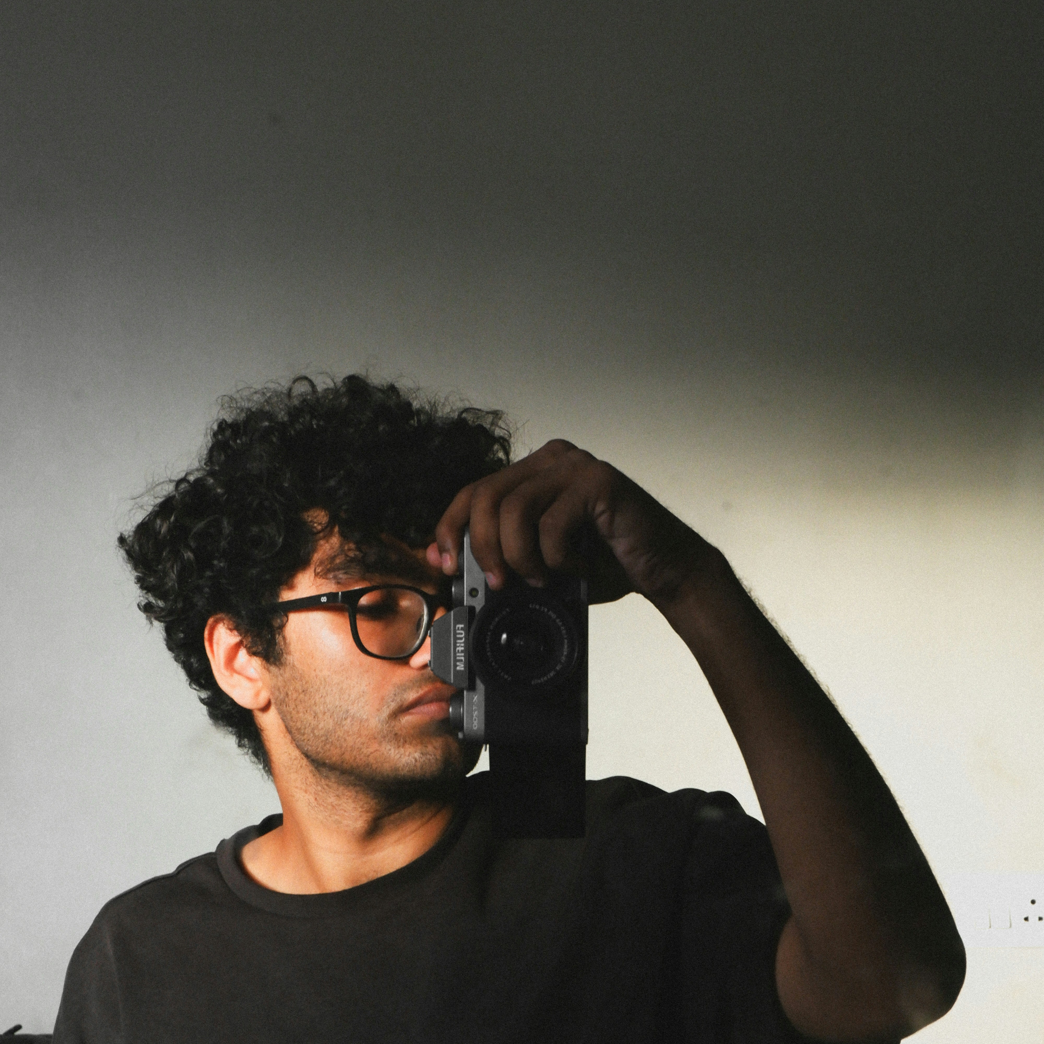 One-Lens Studio: A Portrait with a Handheld Classic