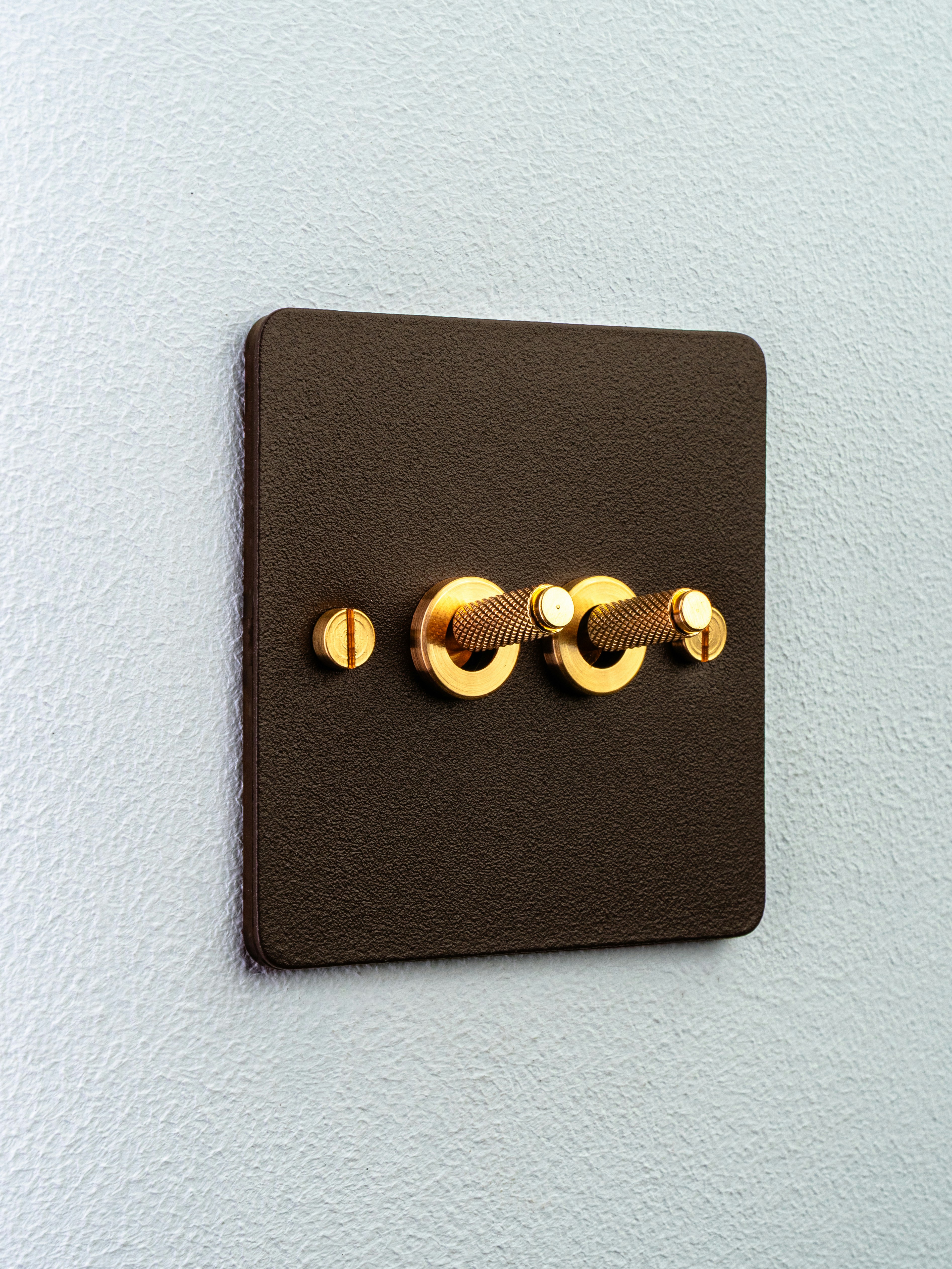 A 2G toggle switch made from solid metal. It features a powder coated solid metal plate, toggle modules and a detail kit with a linear toggle arm, solid metal linear toggle nut and linear caps. This switch is part of COLORI collection, which features vibrant pastels - ready to enhance any room. This product is delivered with its components in separate boxes. See tech spec for more information and, if in doubt, always consult a licensed electrician Available at Lunyon → https://www.lunyon.com/product/colori-2g-2-way-toggle-switch?variantId=57139864273276&image=0