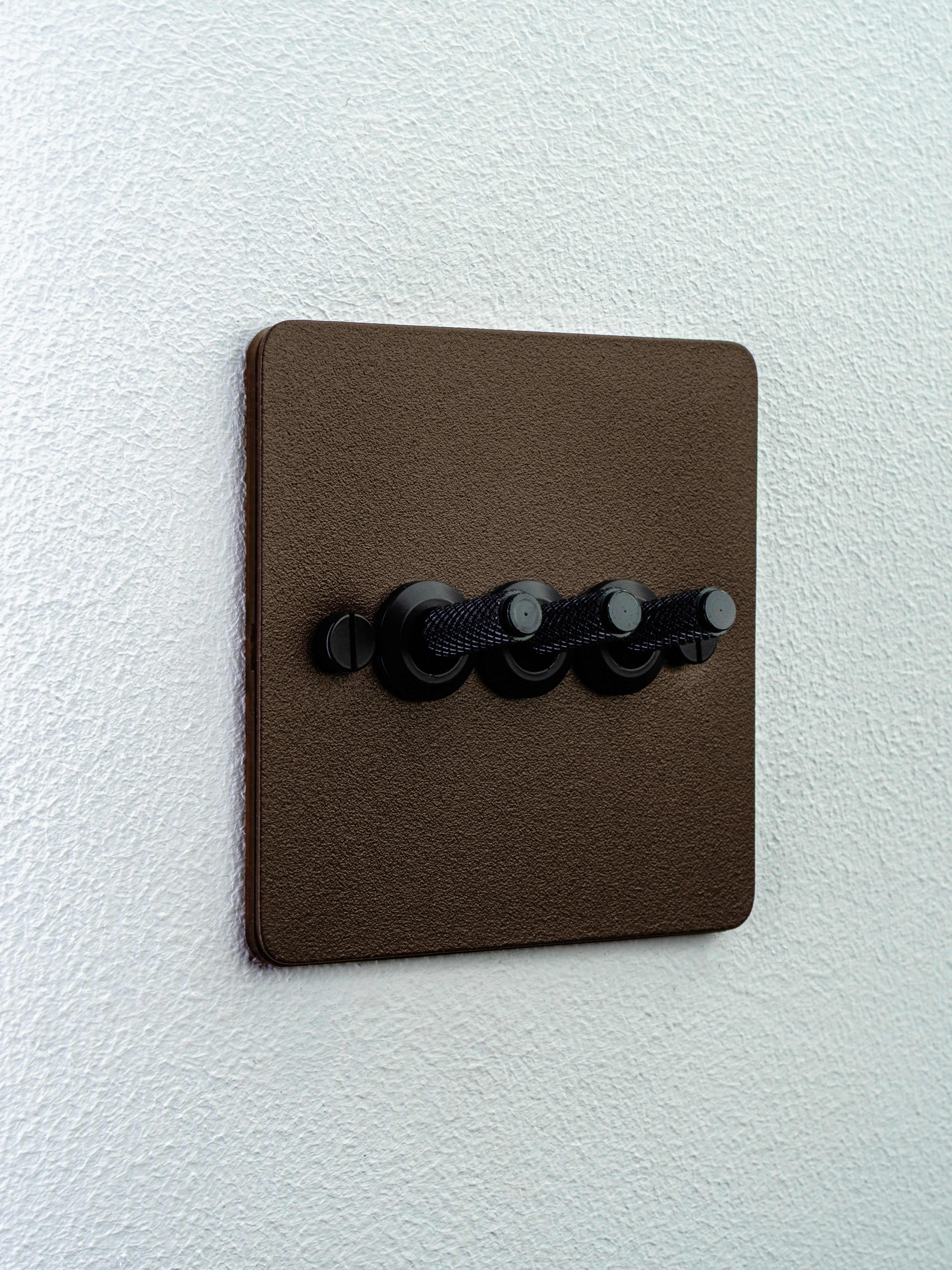 A 3G toggle switch made from solid metal. It features a powder coated solid metal plate, toggle modules and a detail kit with a linear toggle arm, solid metal linear toggle nut and linear caps. This switch is part of COLORI collection, which features vibrant pastels - ready to enhance any room. This product is delivered with its components in separate boxes. See tech spec for more information and, if in doubt, always consult a licensed electrician Available at Lunyon → https://www.lunyon.com/product/colori-3g-2-way-toggle-switch?variantId=57137817387388&image=0