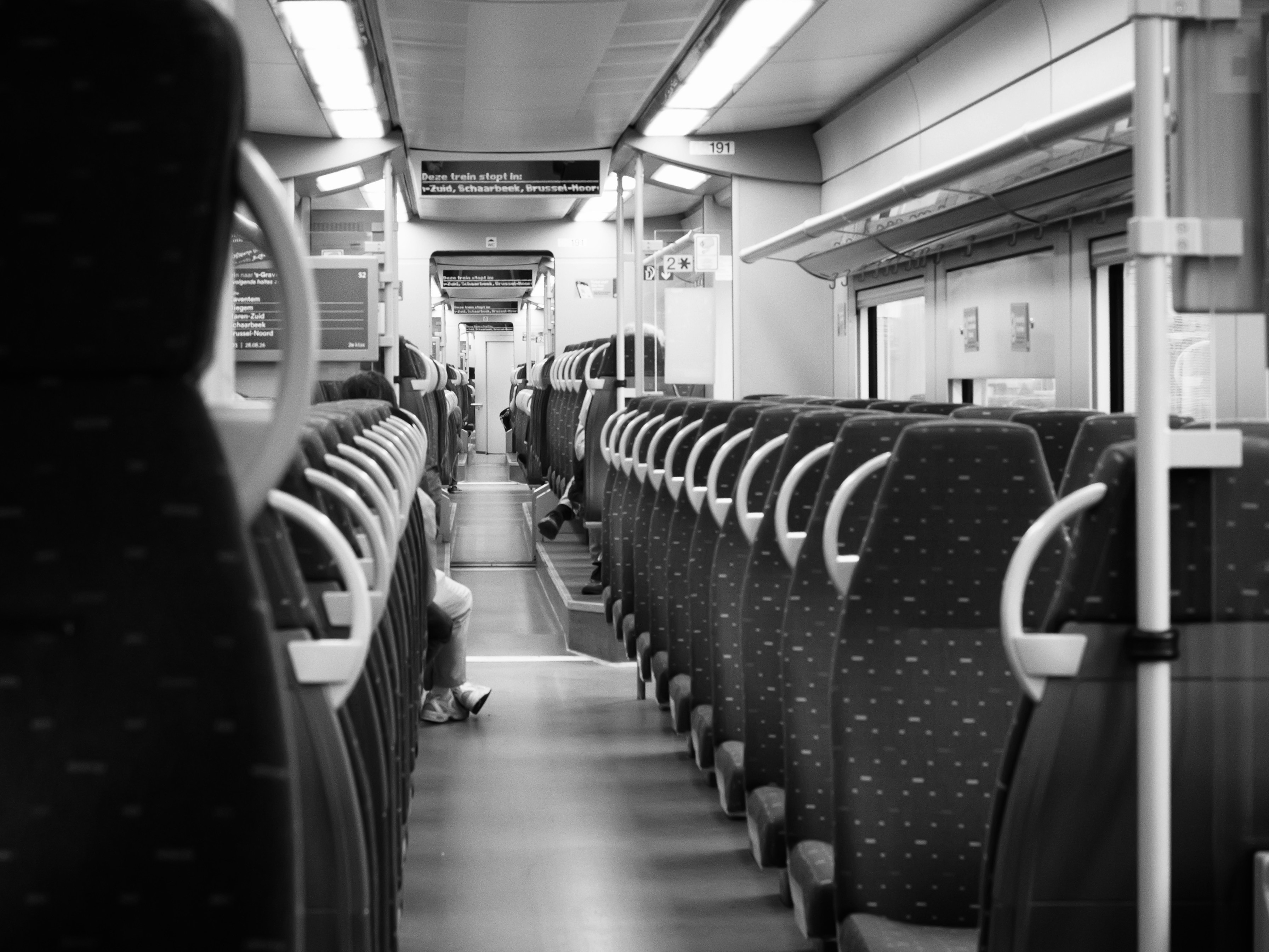 Mid-Carriage Silence: A Quiet Aisle in Memory
