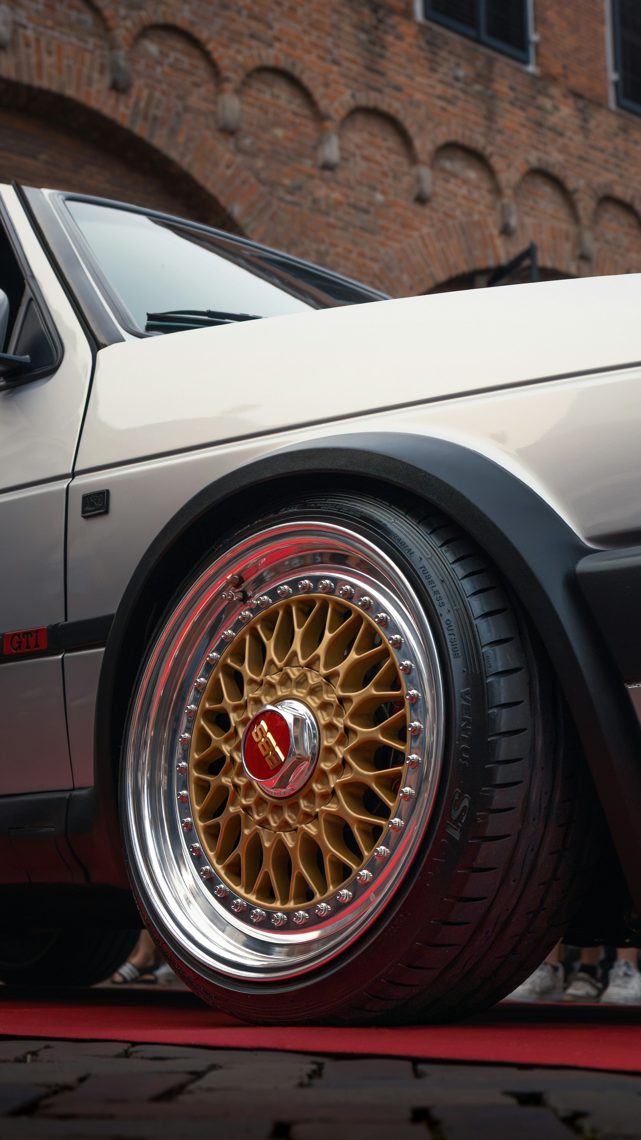 Golden Mesh and Chrome: The Heart of a Custom GT-Wheel
