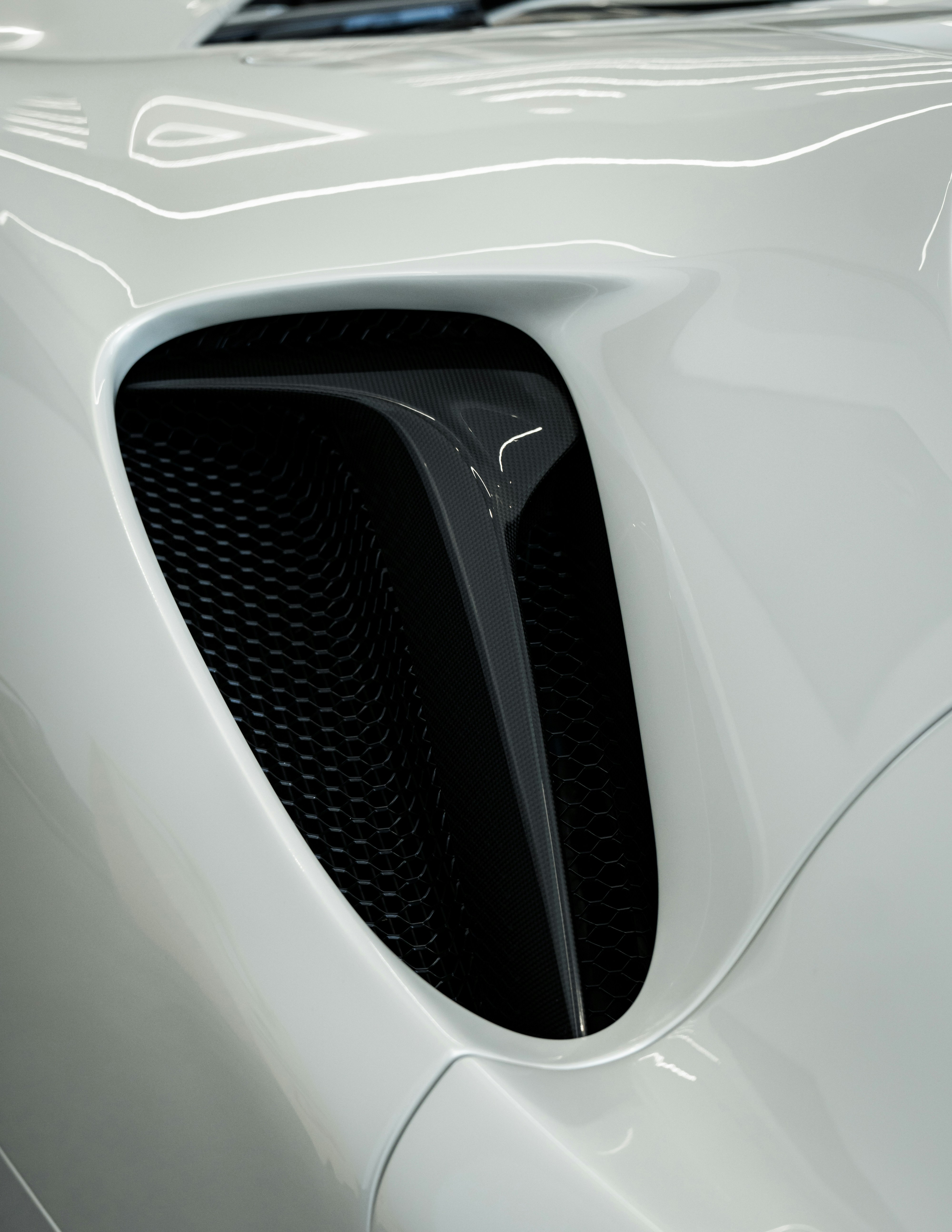 Curved Intake Sculpted in White: A Car’s Air Channel Beyond the Grille