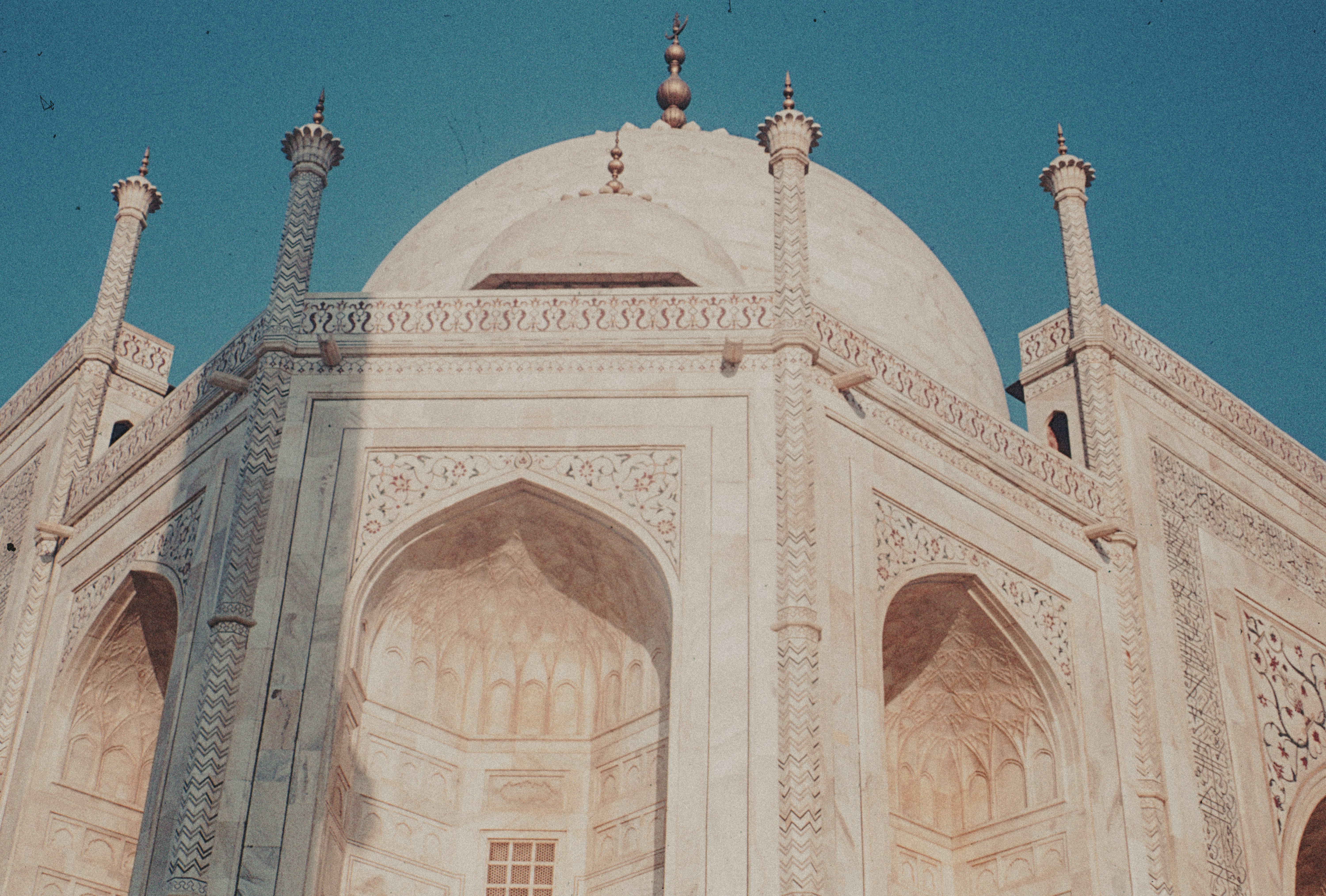 Marble Facade of An Iconic Mughal Archway Under a Clear Sky