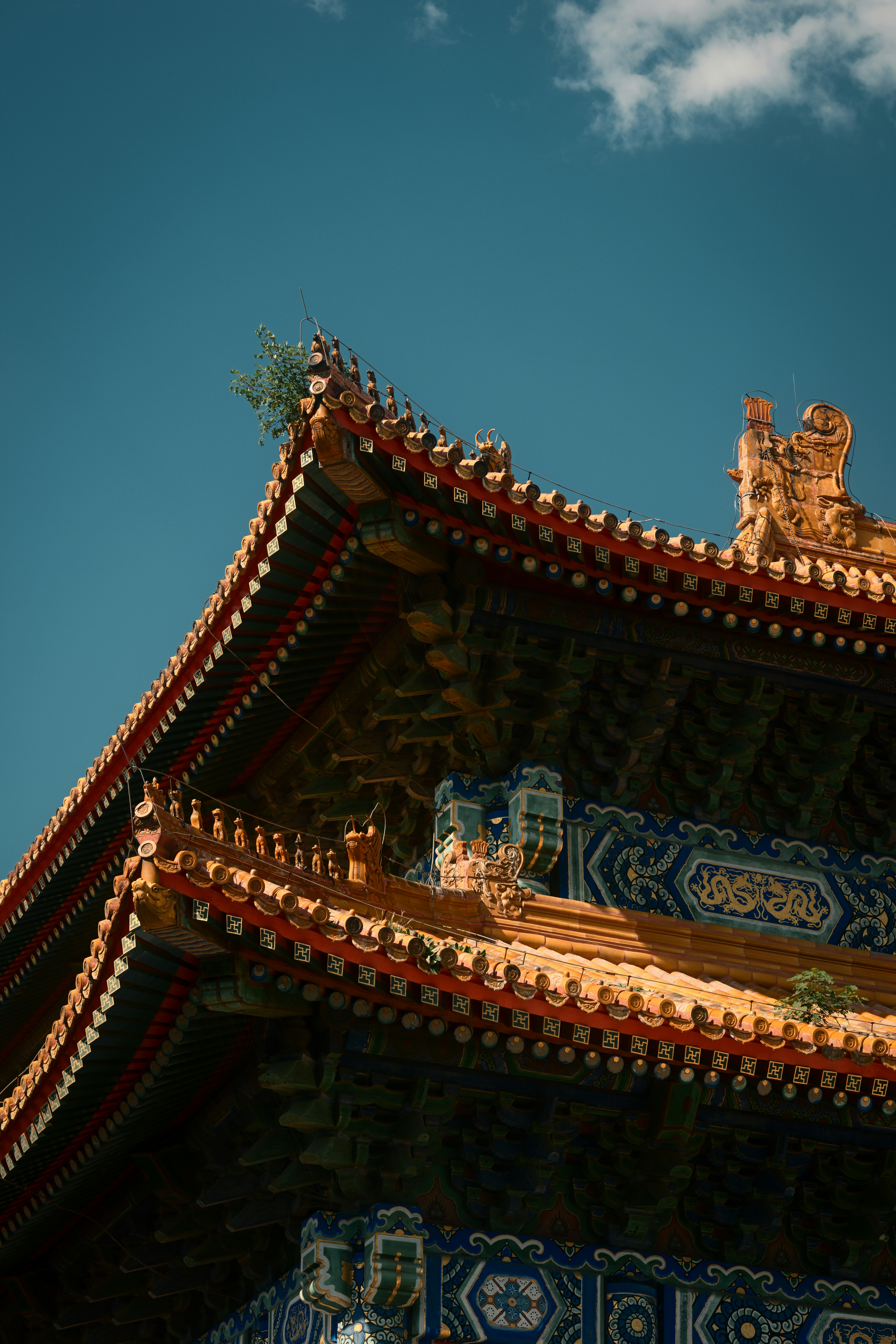 Terraced Temple Roof Weave Under a Clear Sky