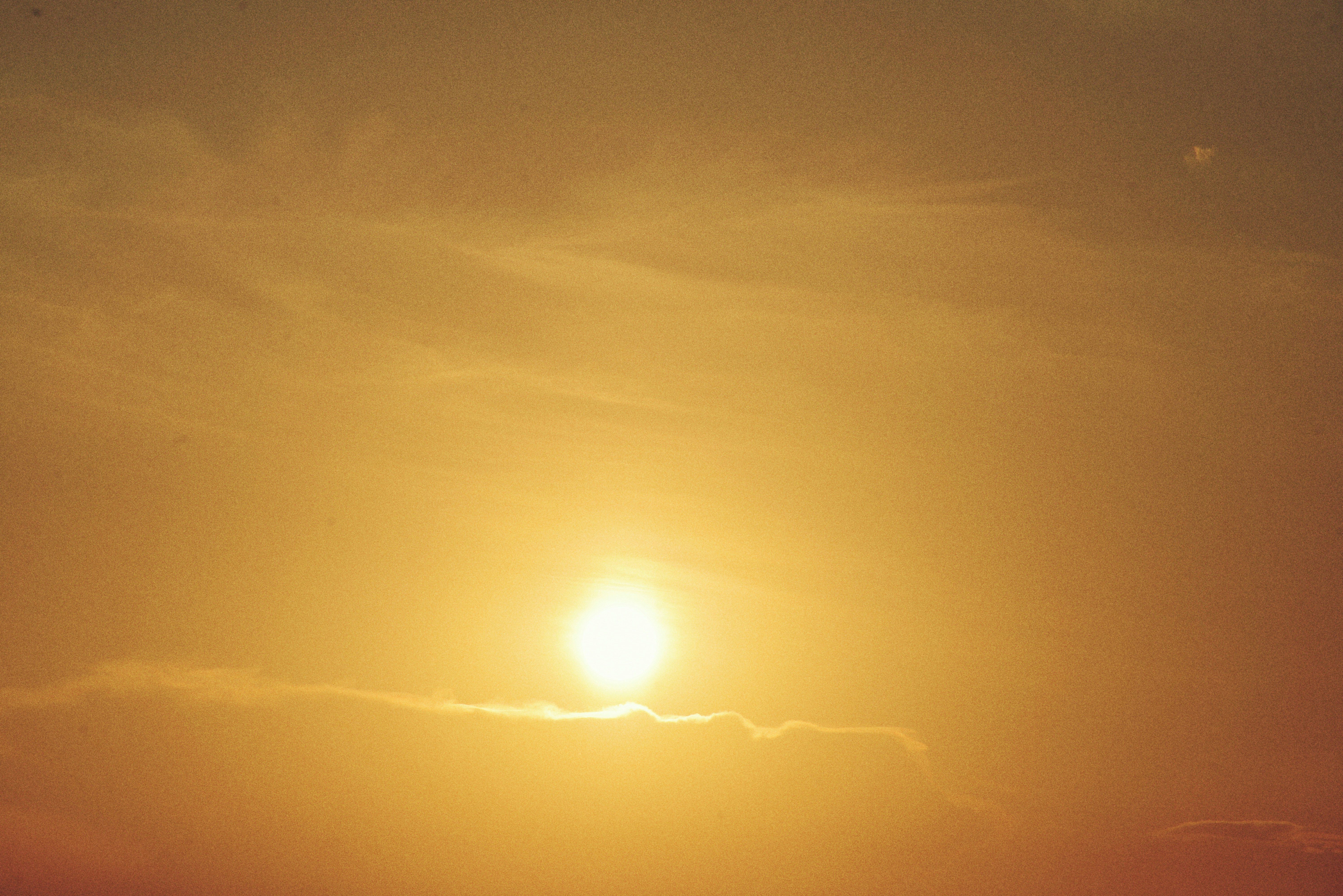 Quiet Ember: Sunset Crowned by a Soft Horizon