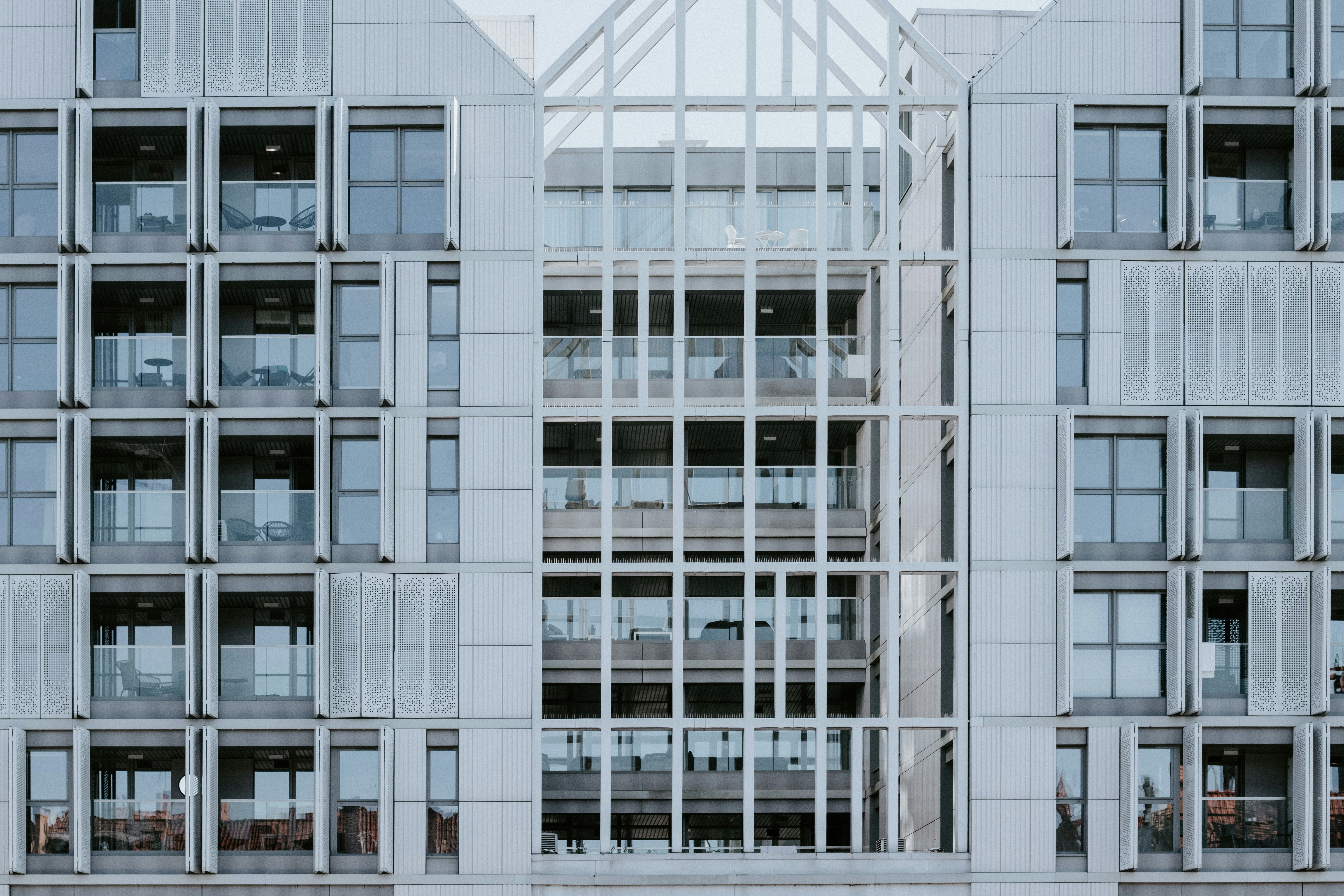 Symmetrical Glass Facade: Quiet Geometry of a Modern Block