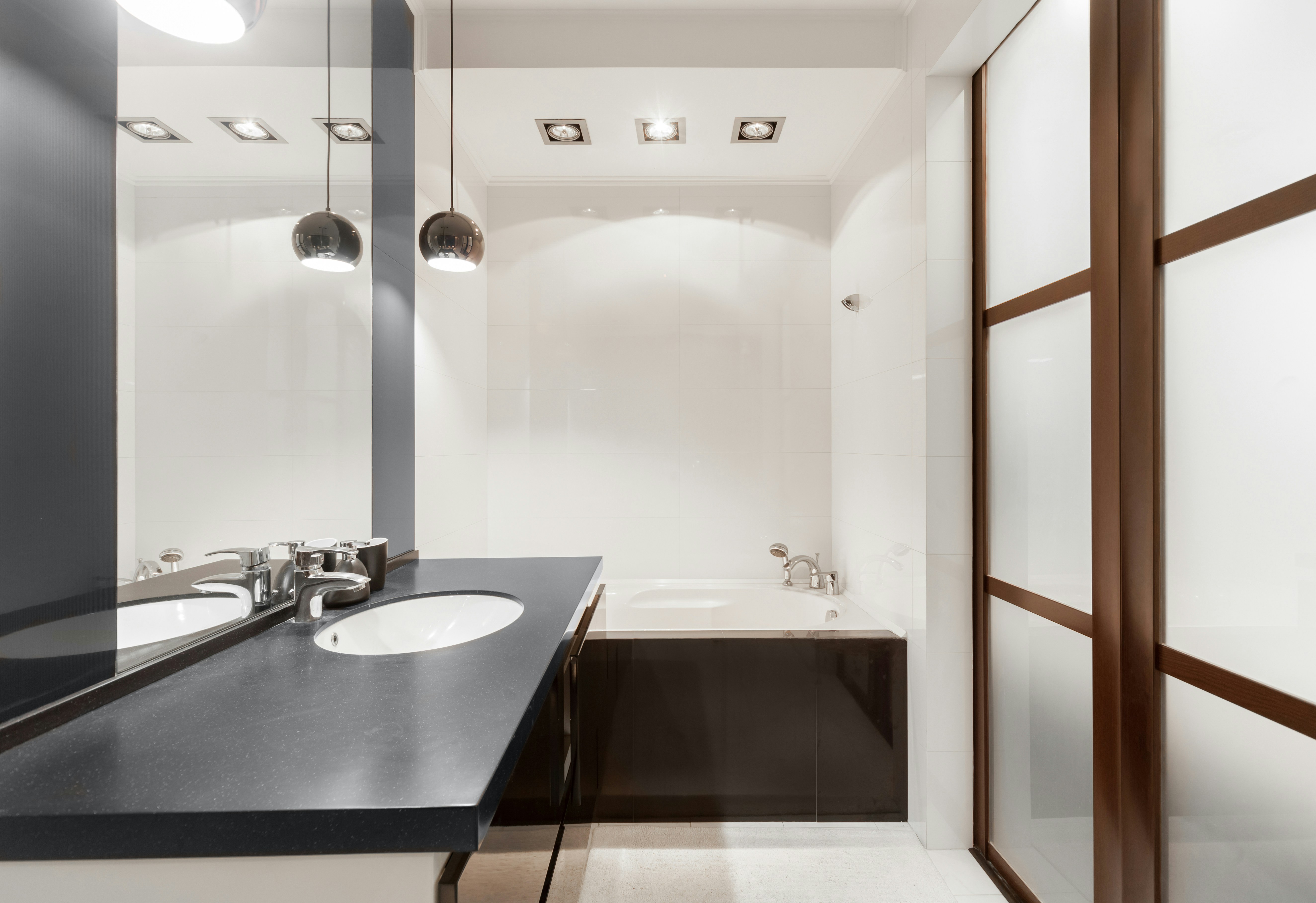 Minimalist Bath Studio: A Crisp Confluence of Marble, Wood, and Reflections