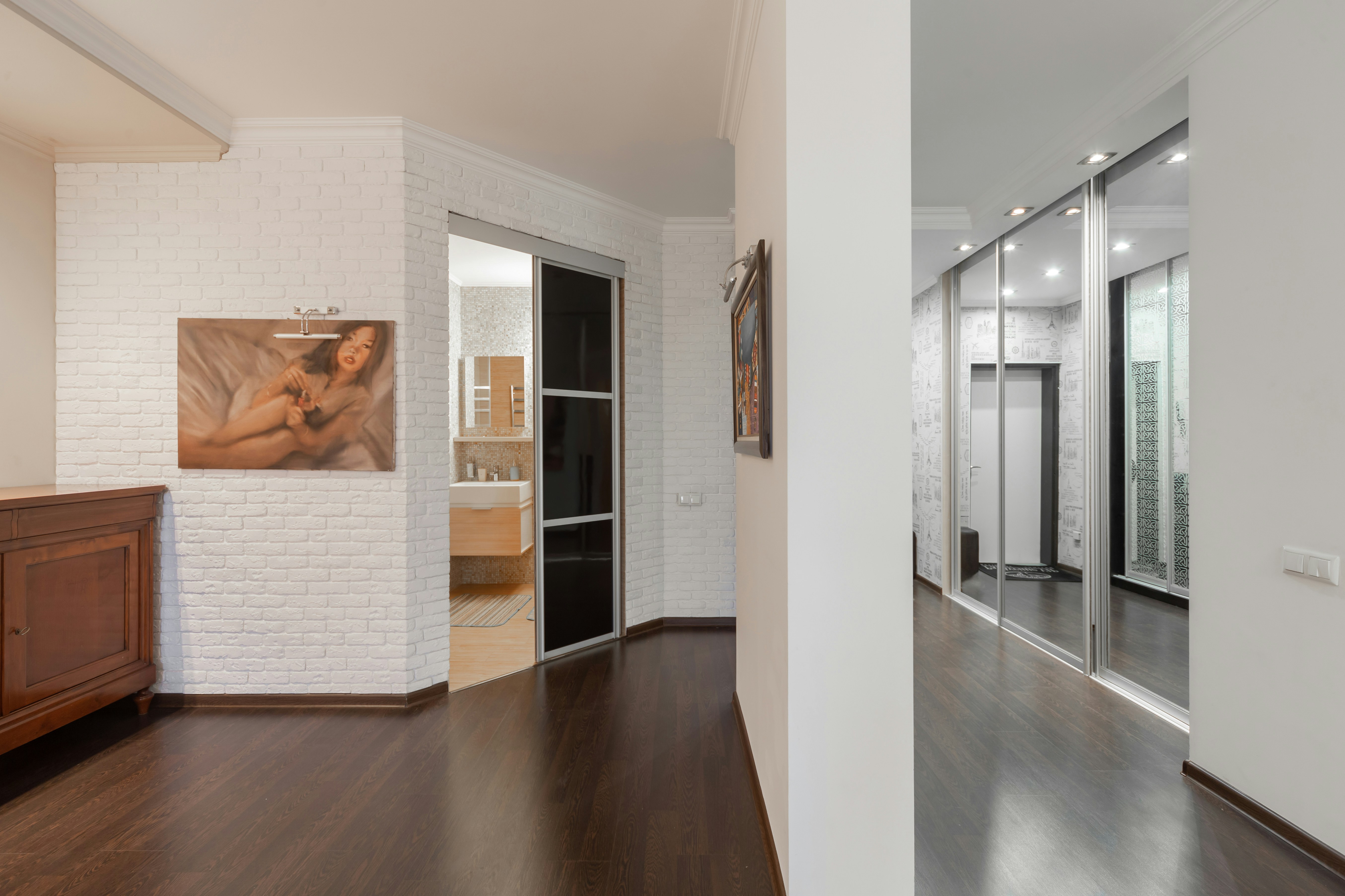 Modern Gallery Corridor: Reflections and Soft Light