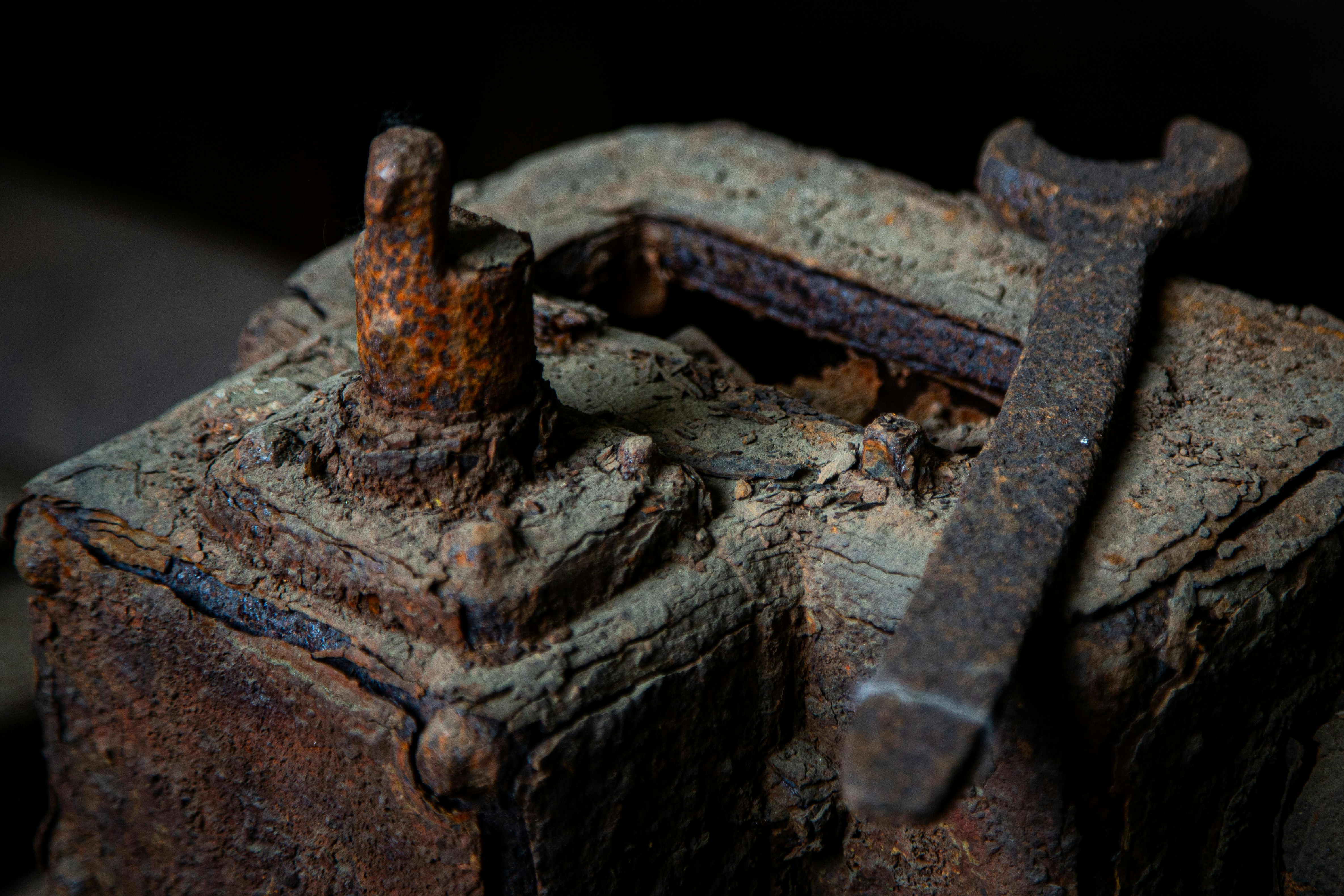 Rusting Mechanism: Close-Up on a Weathered Clamp