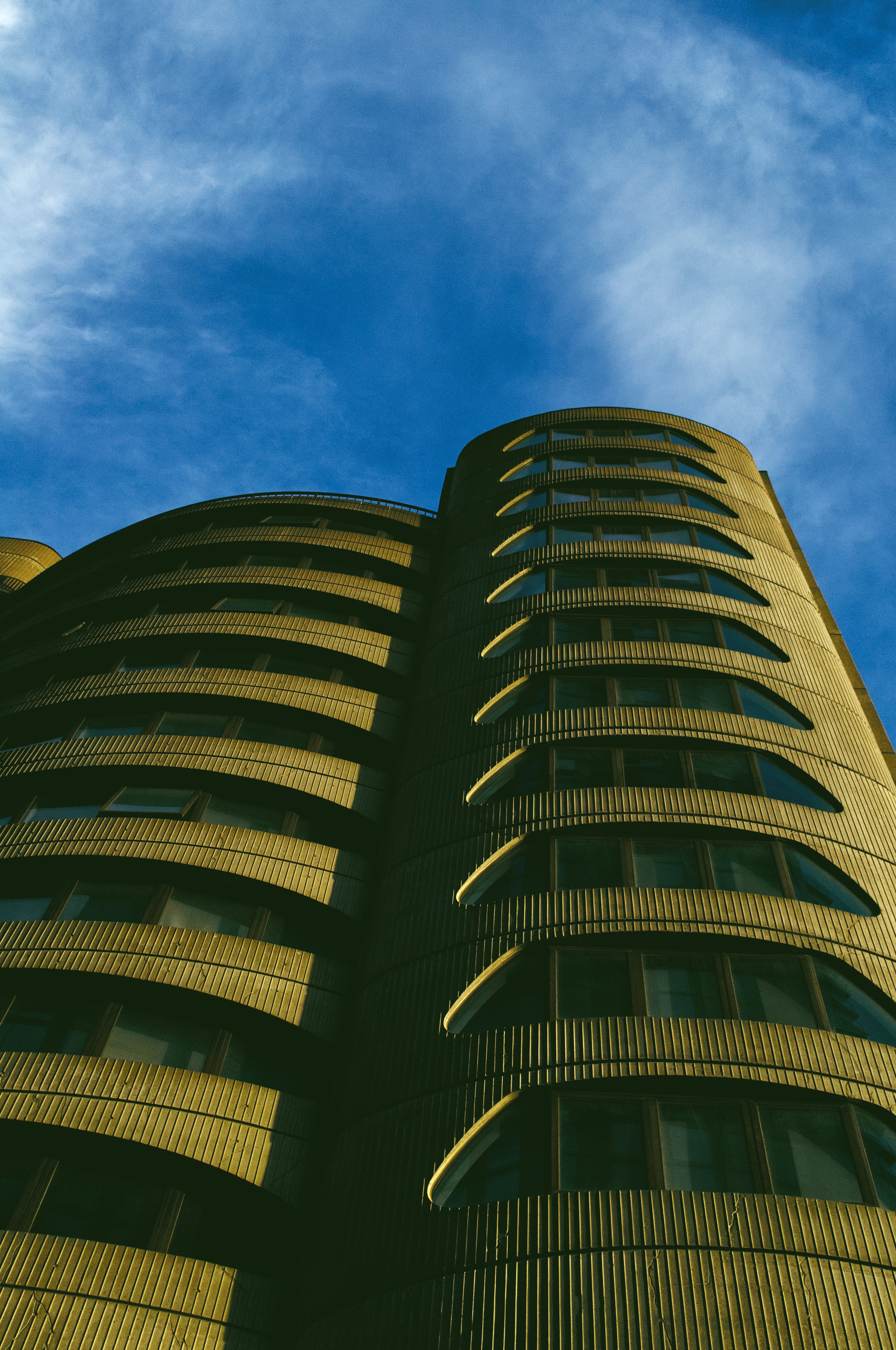 Curved Facades Under a Clear Sky