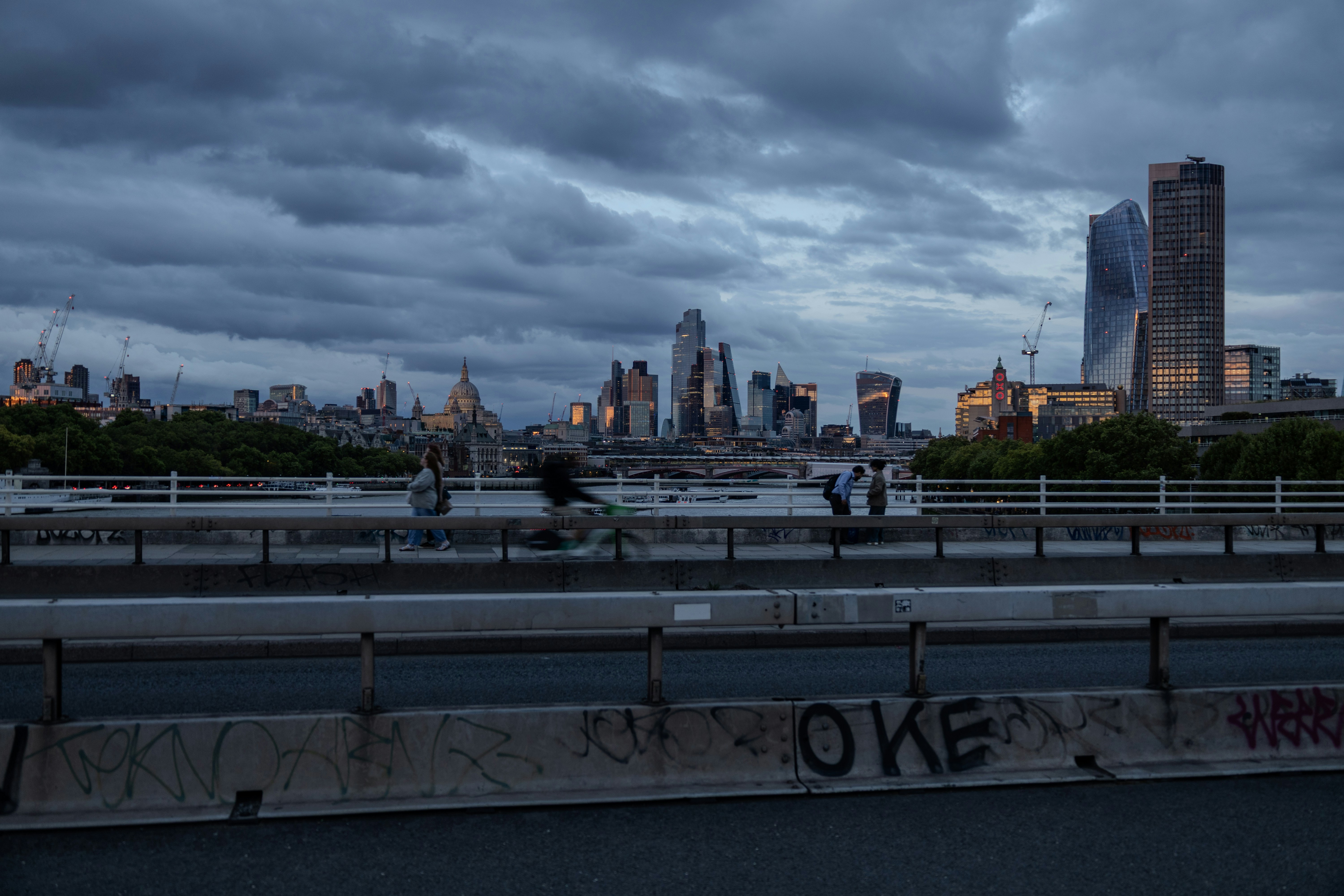 City on the Thames at Dusk: A Quiet Bridge Frame