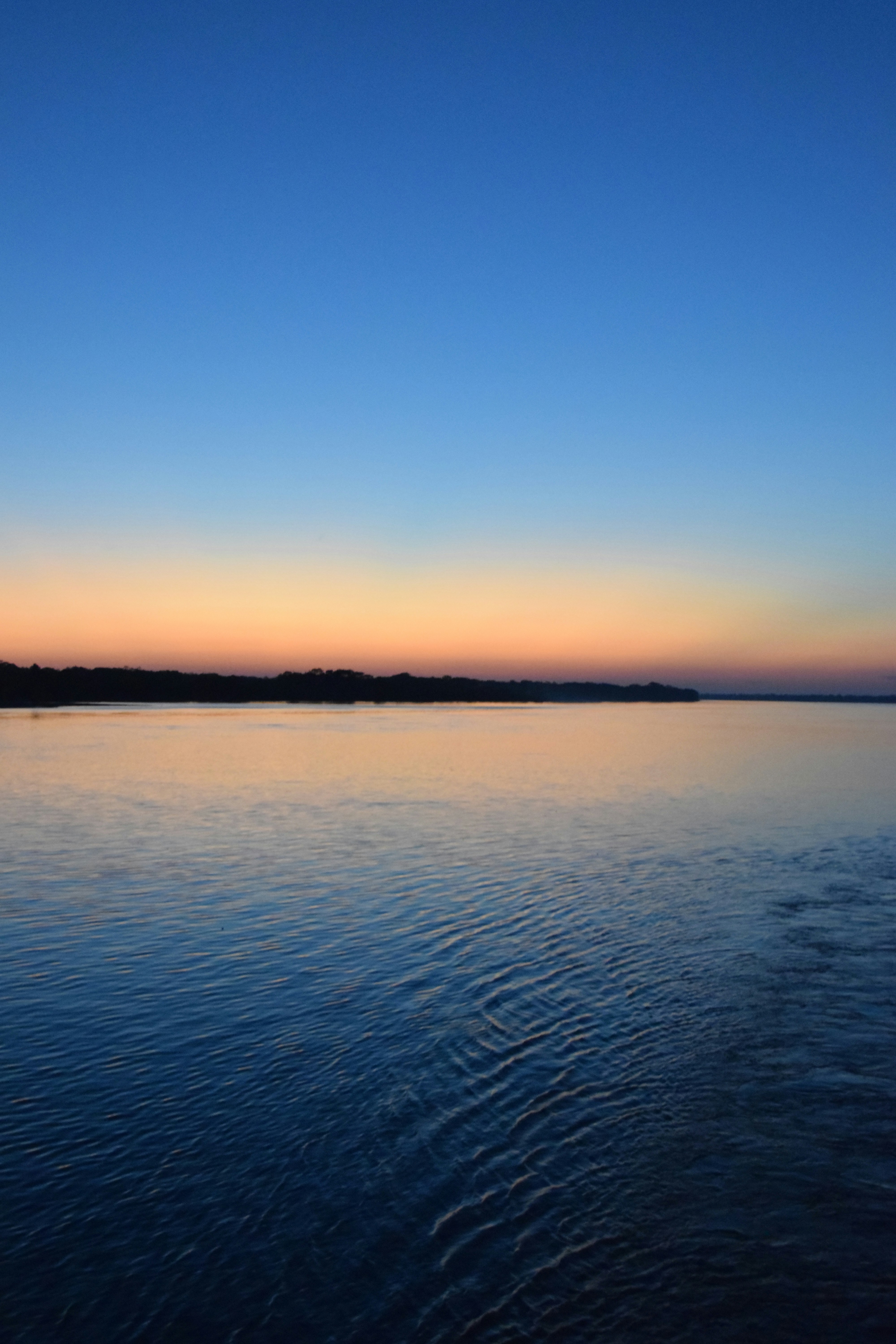 Dusk Over Quiet Waters: A Horizon Painted in Gradients