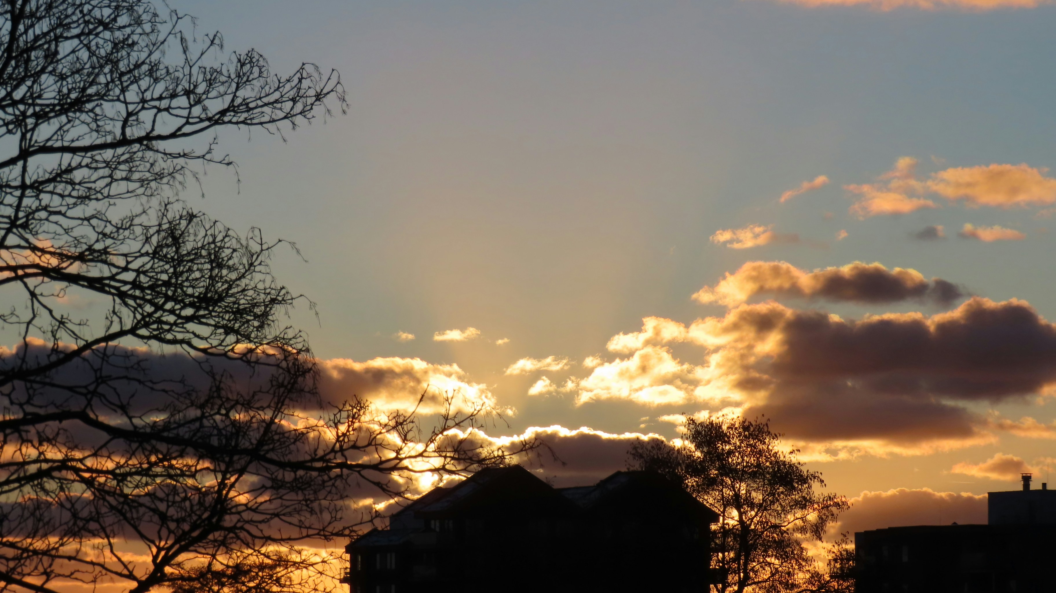 Silhouetted Skyline at Dusk with Radiant Horizon