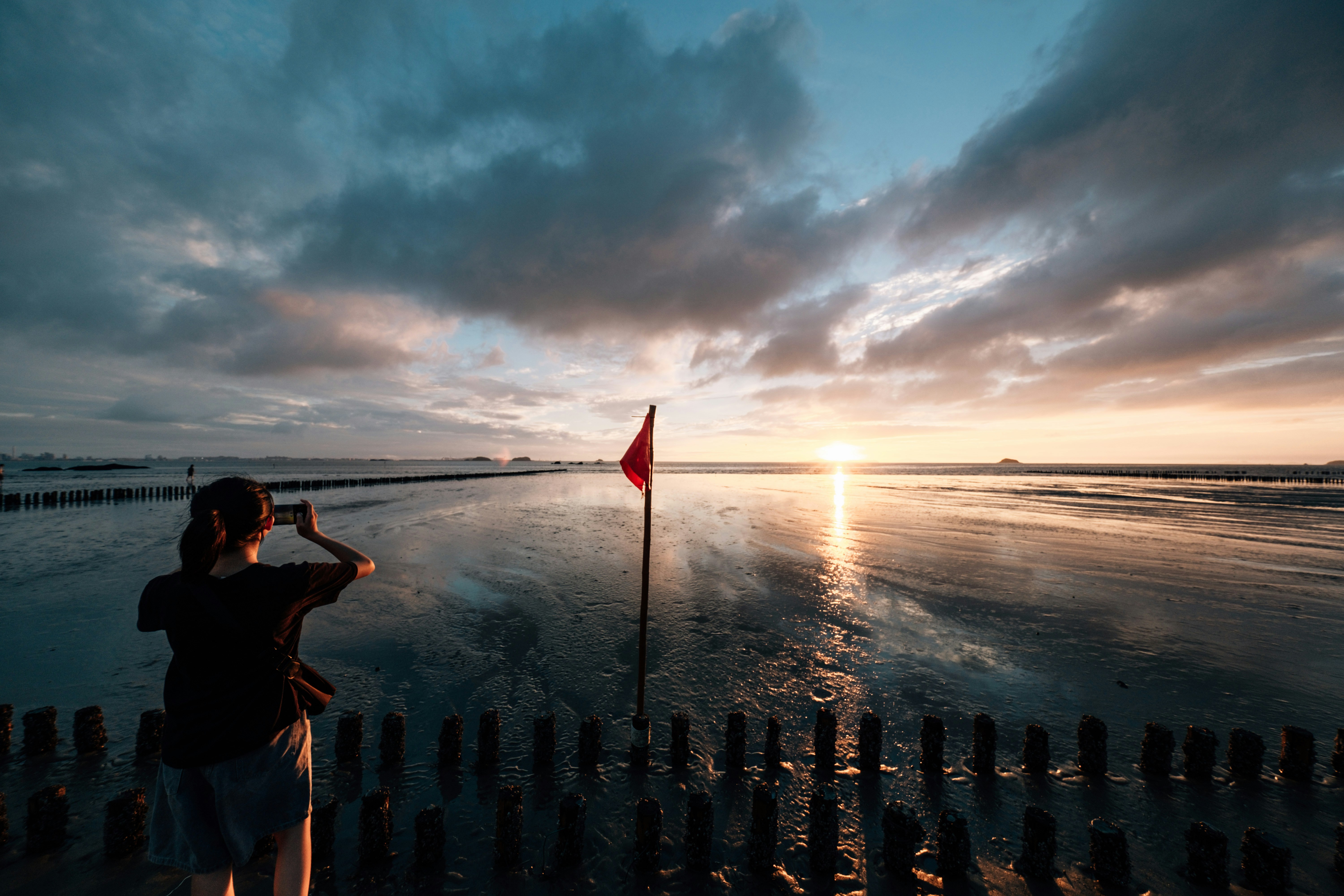 Sunlit Horizon: A Photographer Captures a Quiet Seascape Moment
