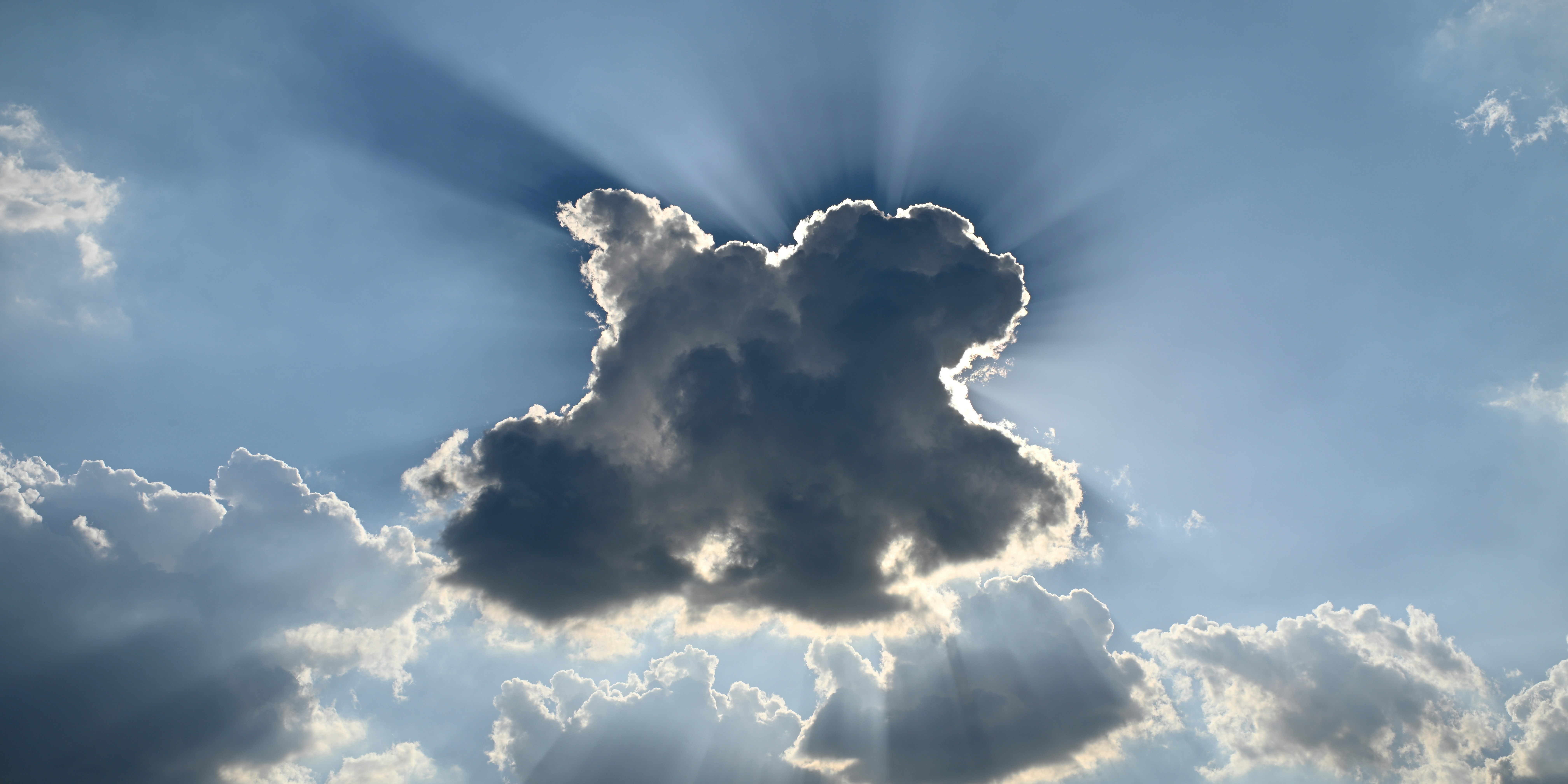 Backlit Cloud Spotlight: A Central Nimbus Piercing the Sky