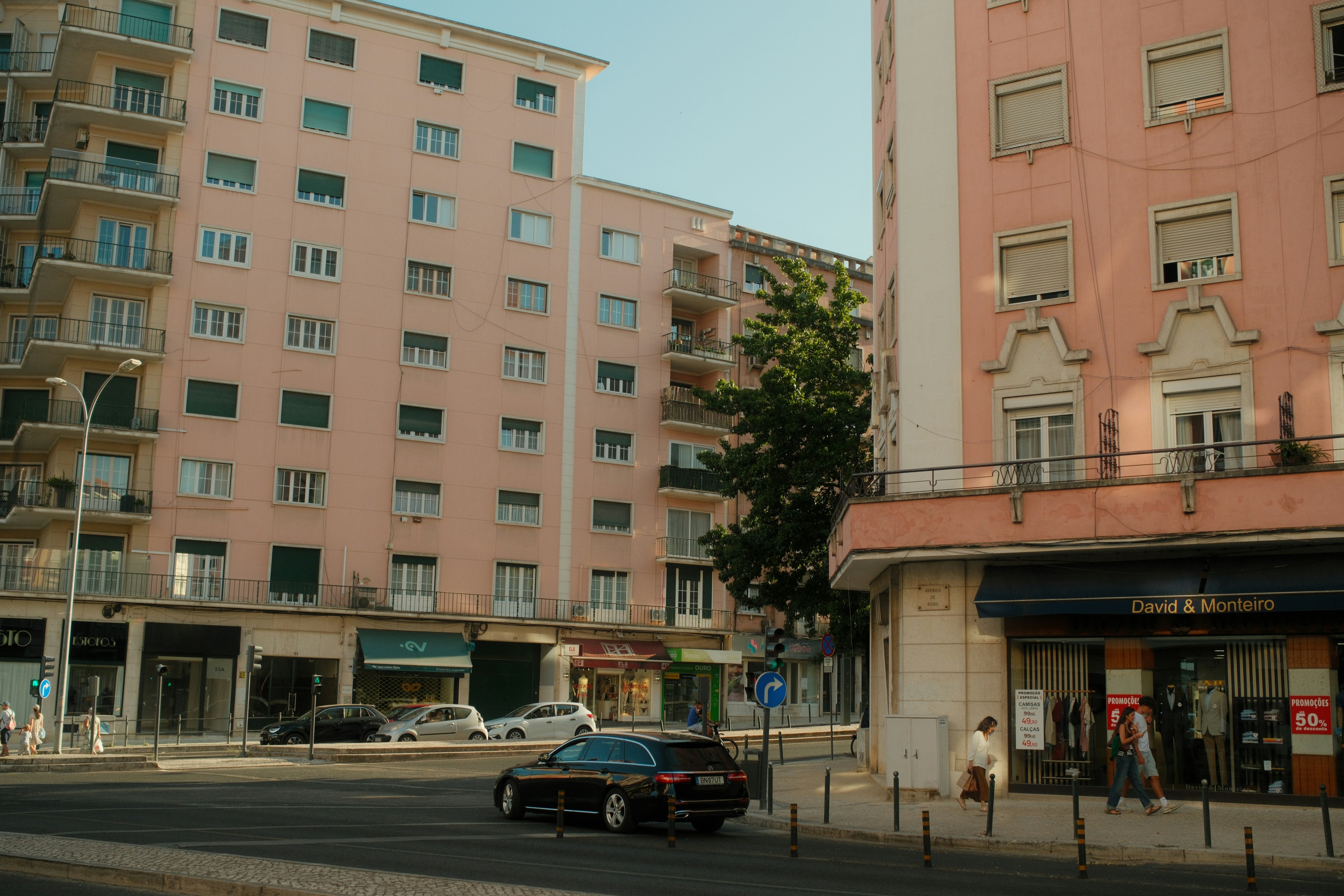 Sunlit Street Corner Brings a Quiet City Moment to Life