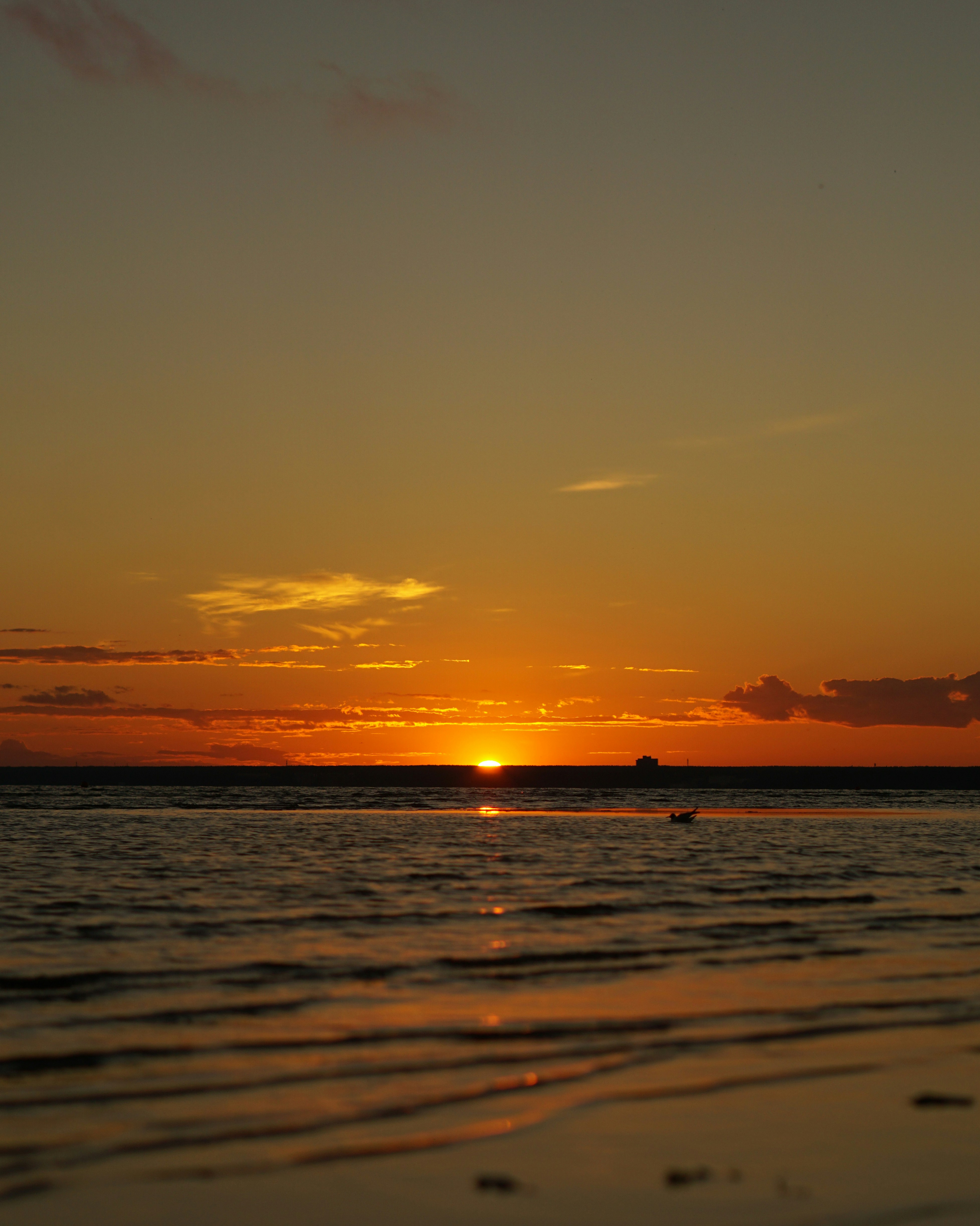 Sunkissed Horizon: A Quiet Seascape at Dusk