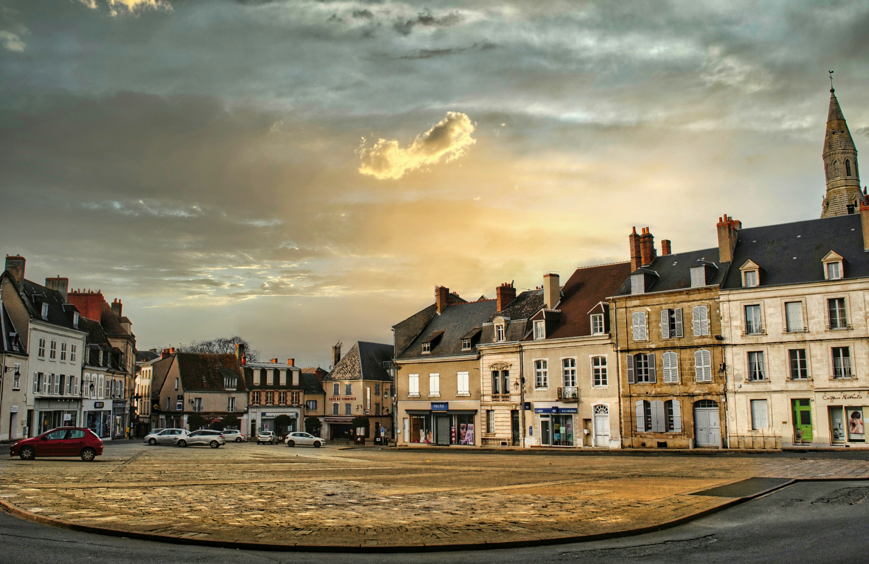 Hushed Square at Sunset: A Tale of Townhouses and Cobbled Light