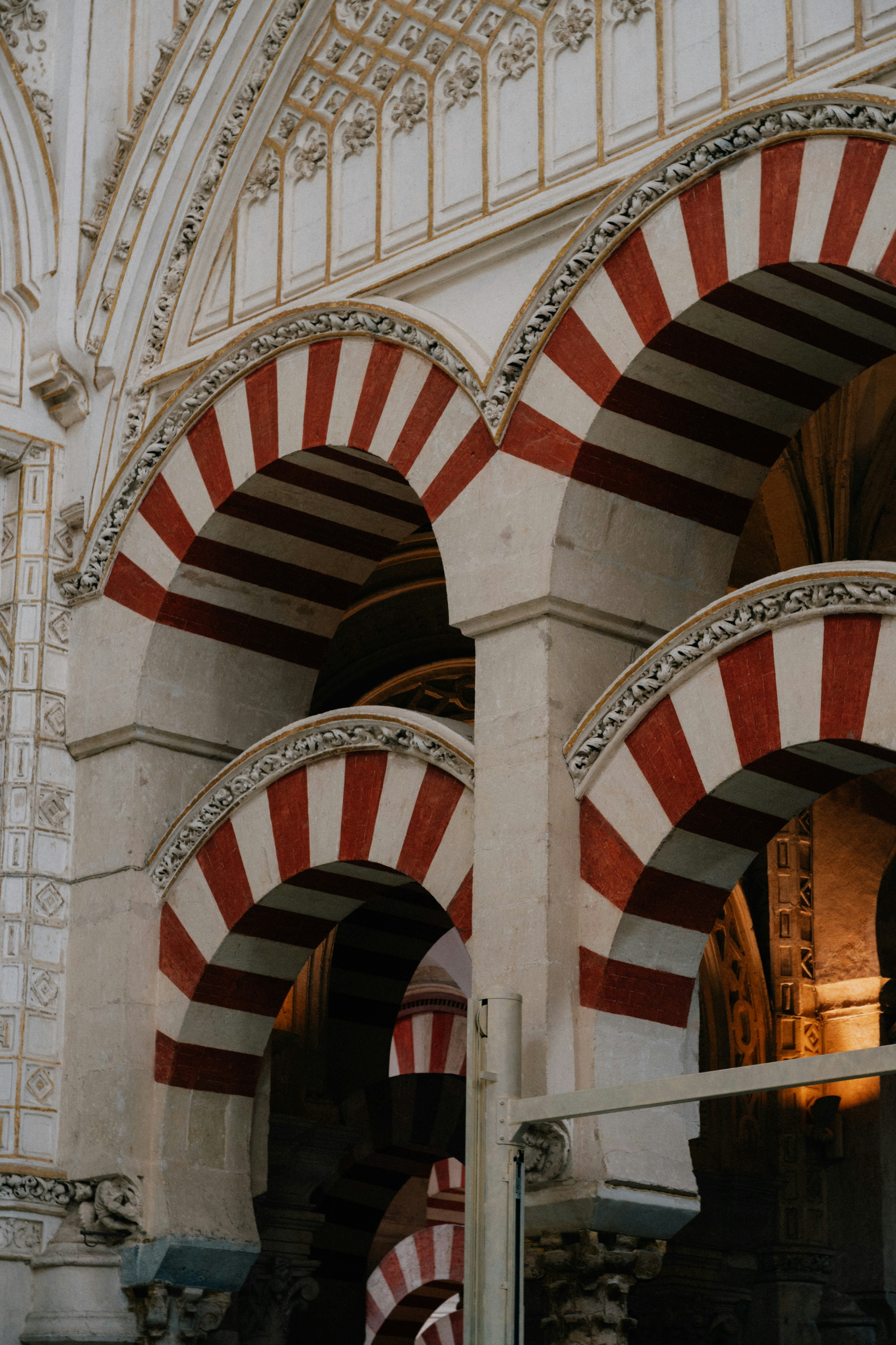 Red-and-White Arches: Geometry of Light at the Courtyard